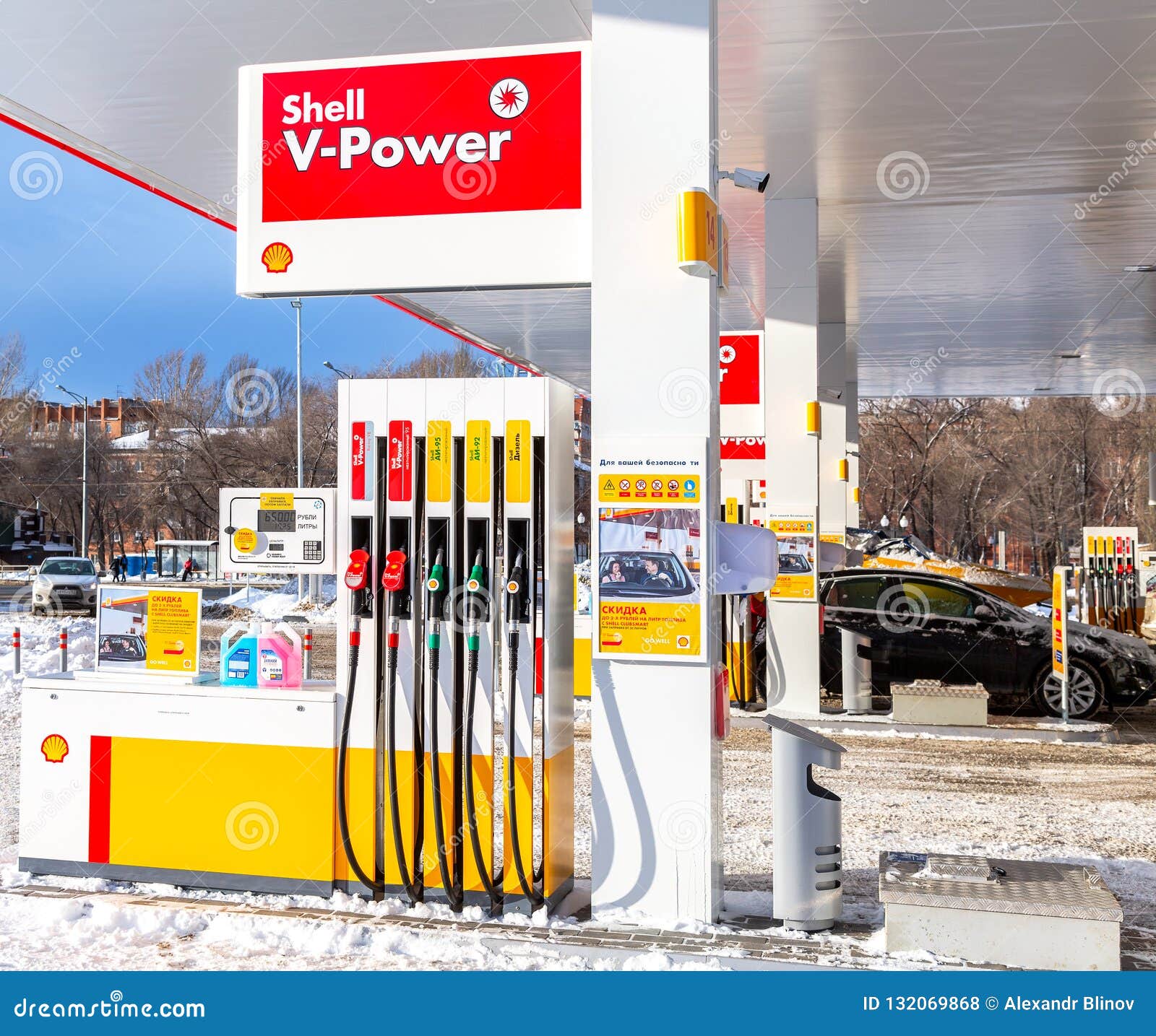 Station Service De Shell Avec Remplir De Combustible Des Voitures Photo ...