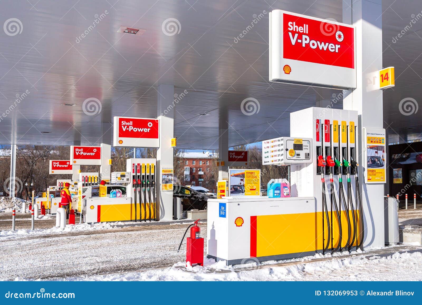 Station Service De Shell Avec Remplir De Combustible Des Voitures Photo ...
