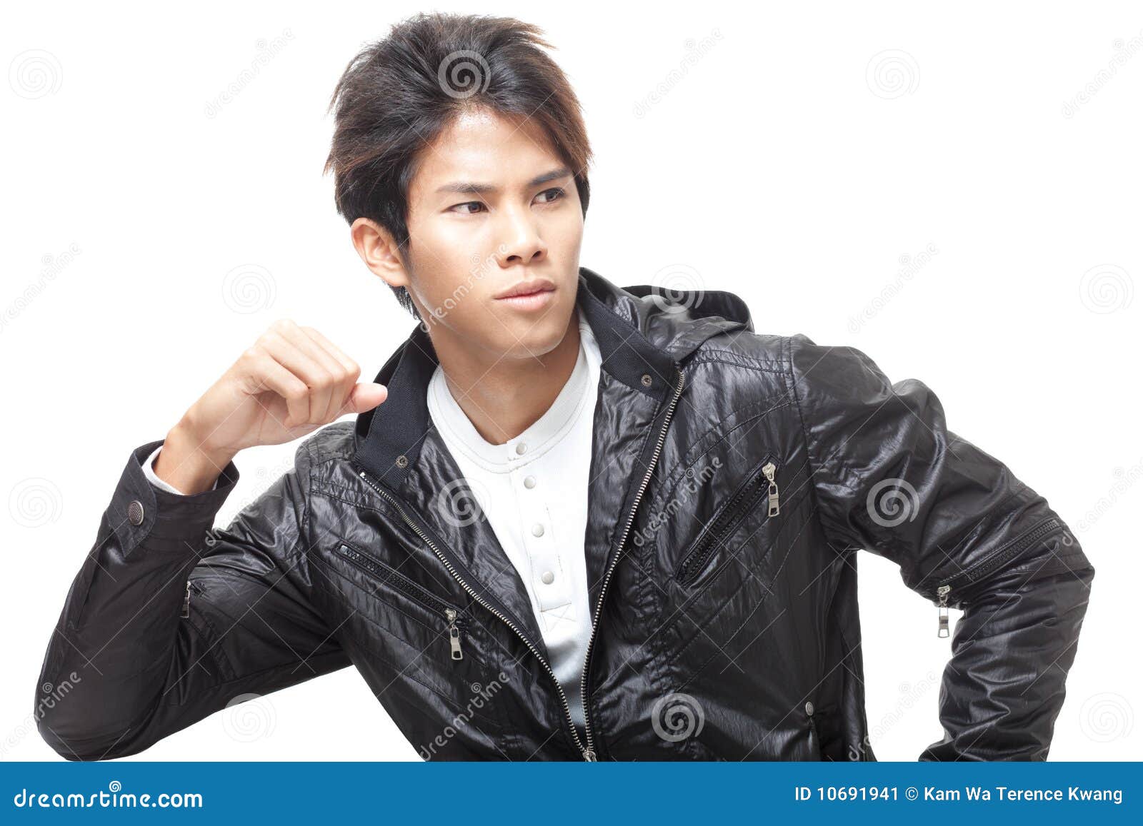 Stattlicher Junger Chinesischer Mann in Der Schwarzen Lederjacke ...
