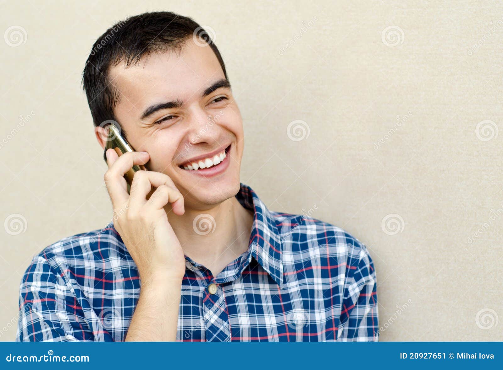 Stattlicher Junger Mann, Der am Telefon Spricht Stockbild - Bild von ...