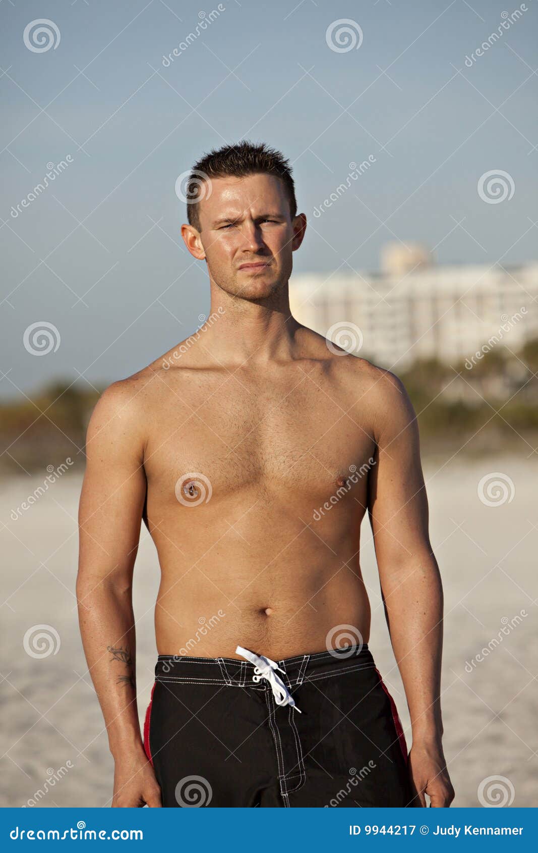 Stattlicher Mann am Strand Mit Ernstem Blick Stockbild - Bild von ...