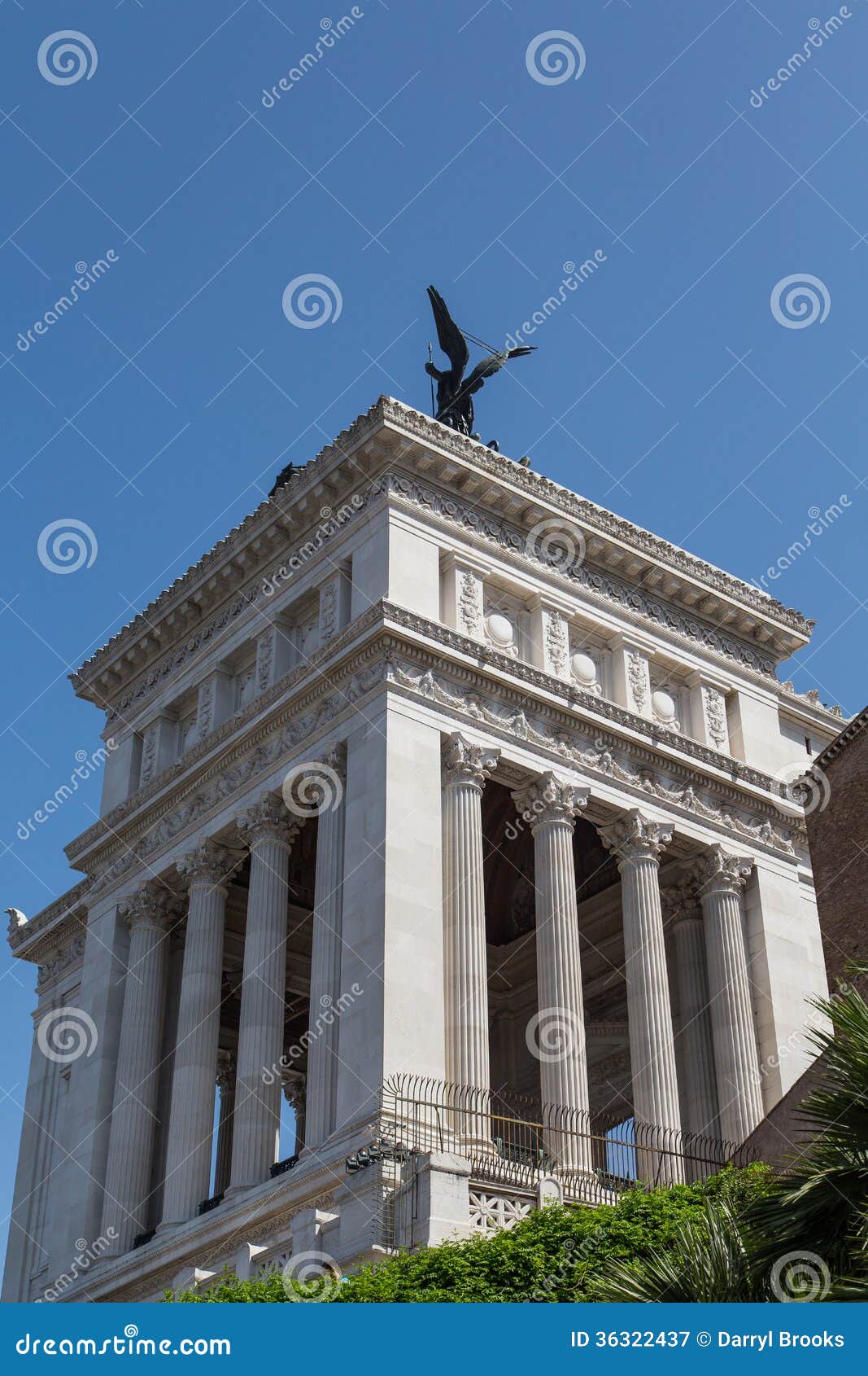 Statua Alata Sul Tempio Colonnato Immagine Stock - Immagine di statua ...