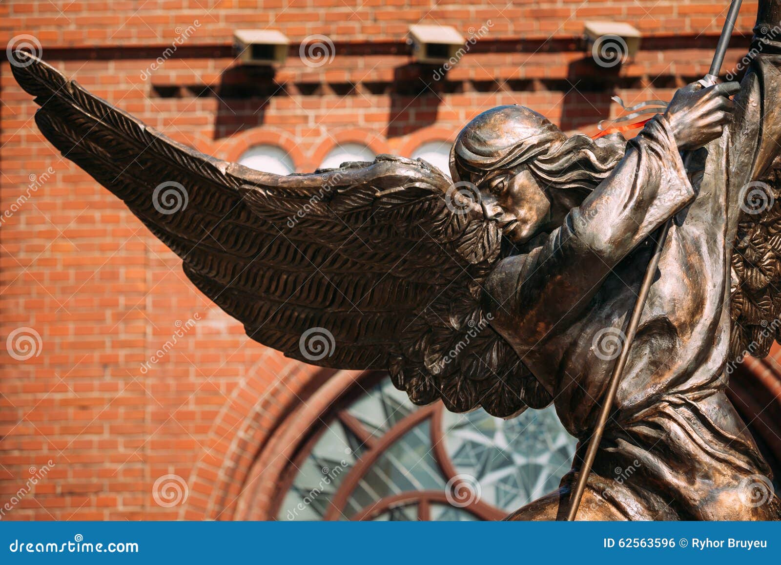 Statua Archanioł Michael Blisko Czerwonego Katolika Zdjęcie Stock ...