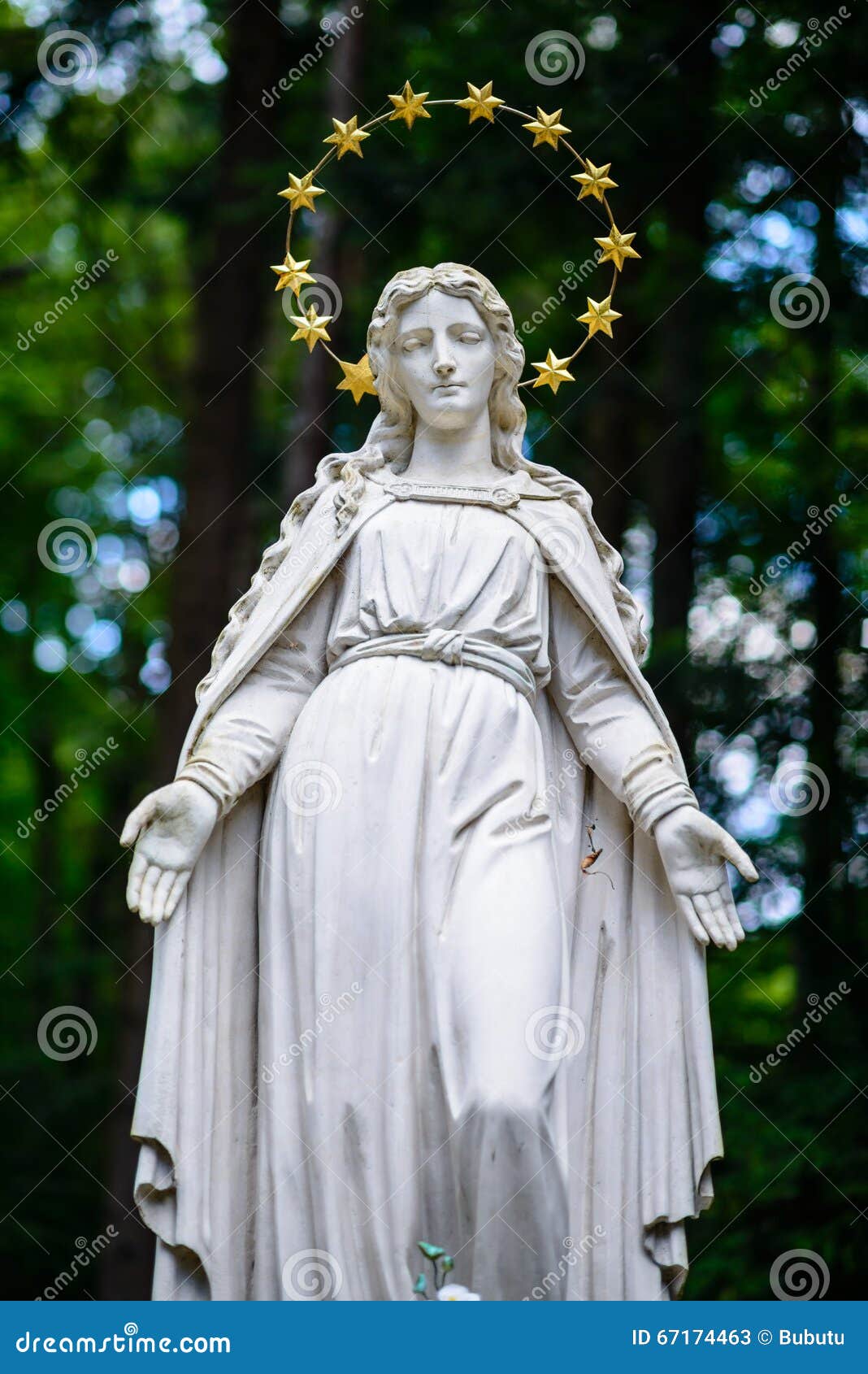 Statua del Virgin Mary immagine stock. Immagine di purezza - 67174463