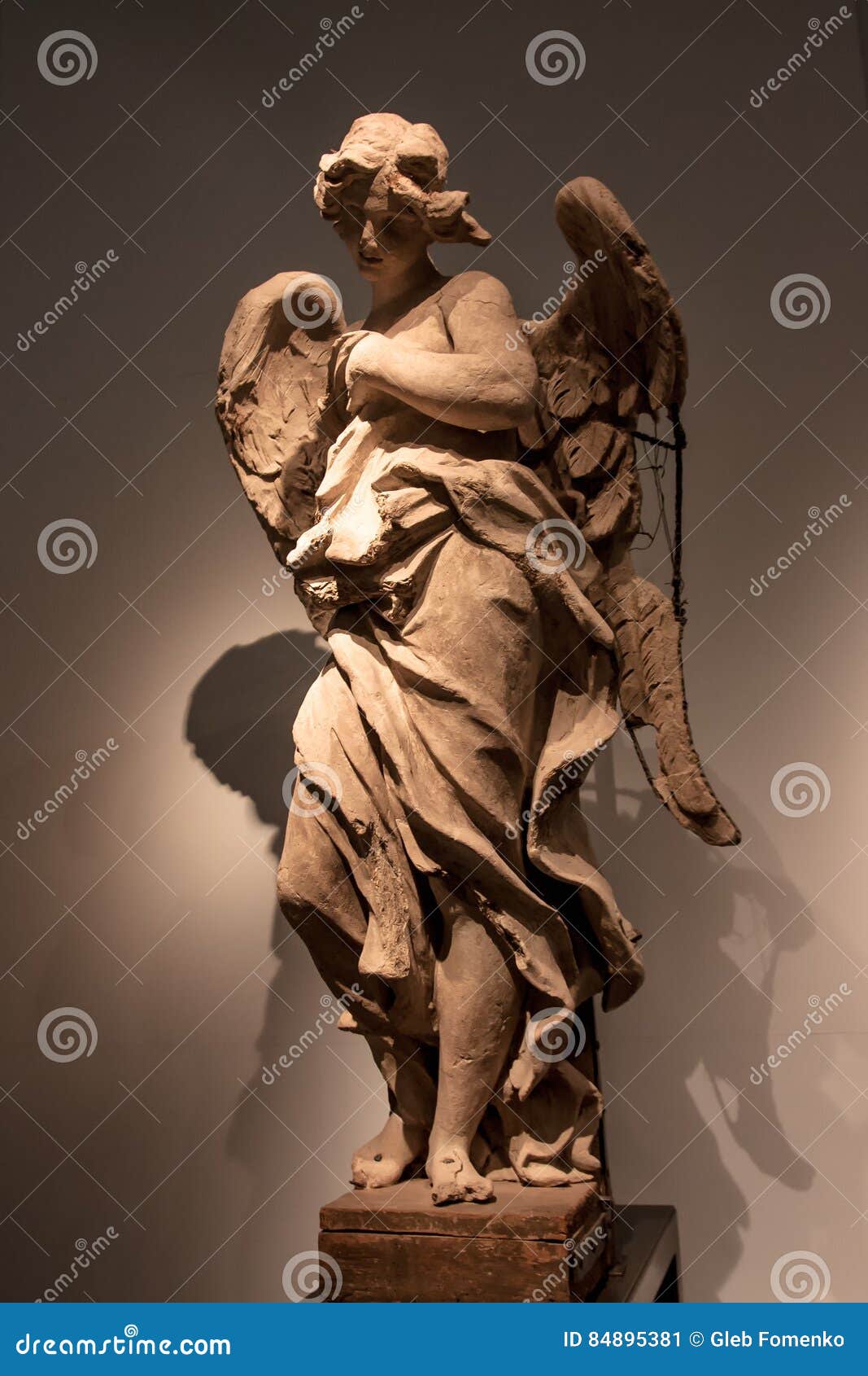 Statua Dell'angelo Con L'ala Rotta Fotografia Editoriale - Immagine di ...