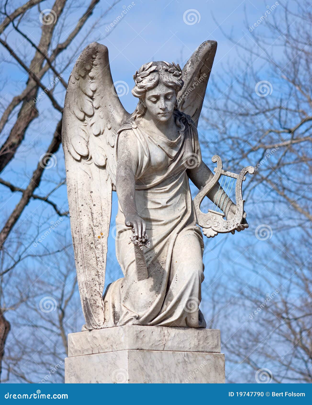 Statua Di Angelo Con L'arpa Fotografia Stock - Immagine di incoronato ...