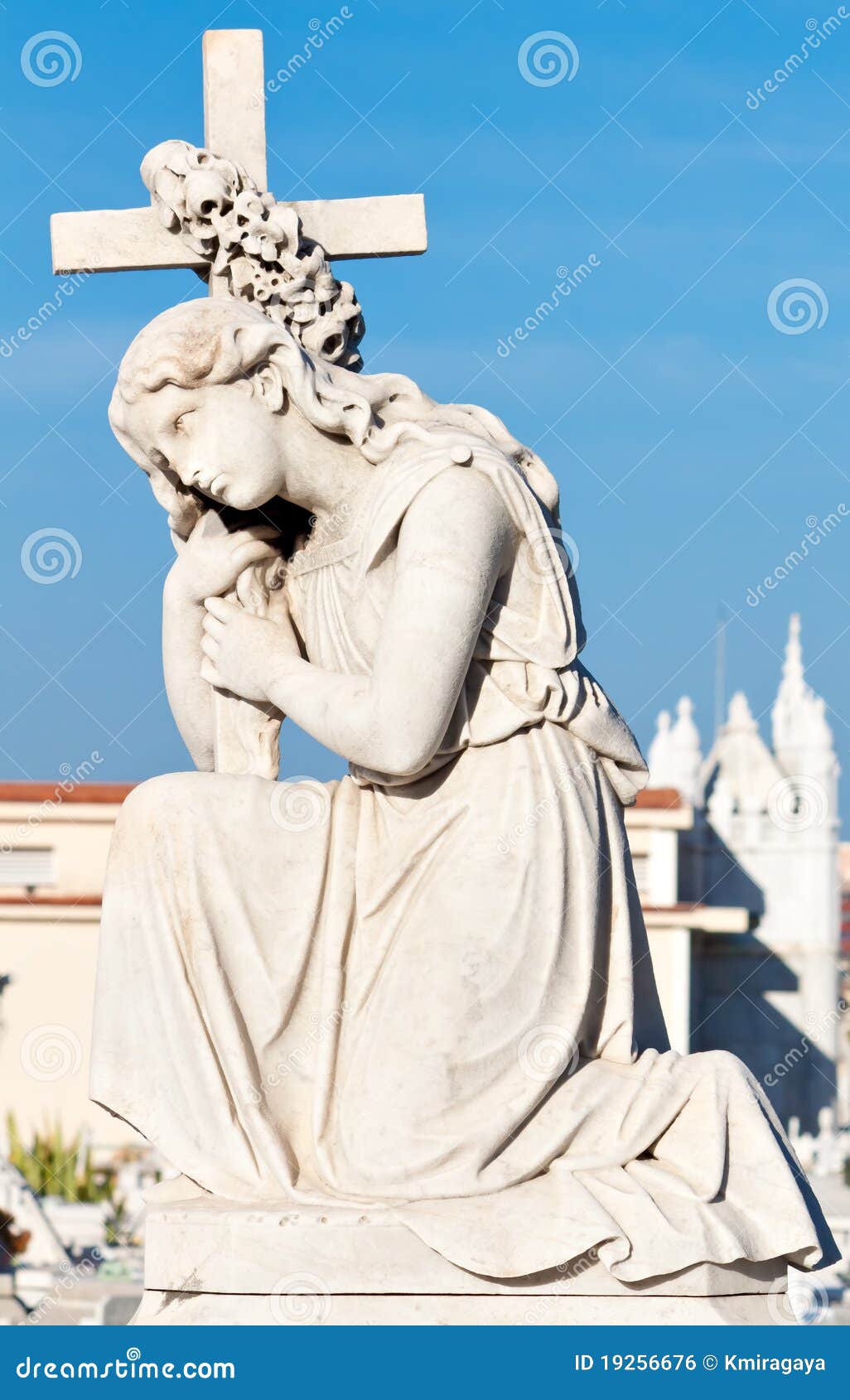 Statua Di Bella Giovane Donna Che Tiene Una Traversa Fotografia Stock ...