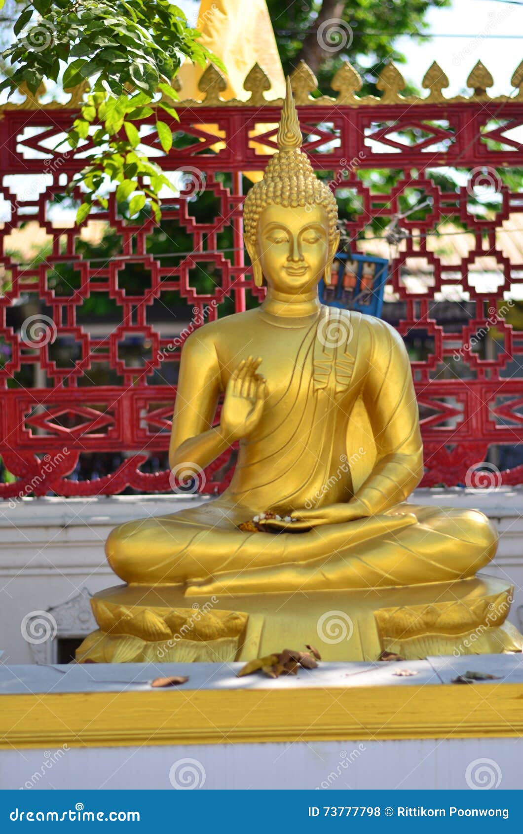Statua di Buddha dell'oro fotografia stock. Immagine di fede - 73777798