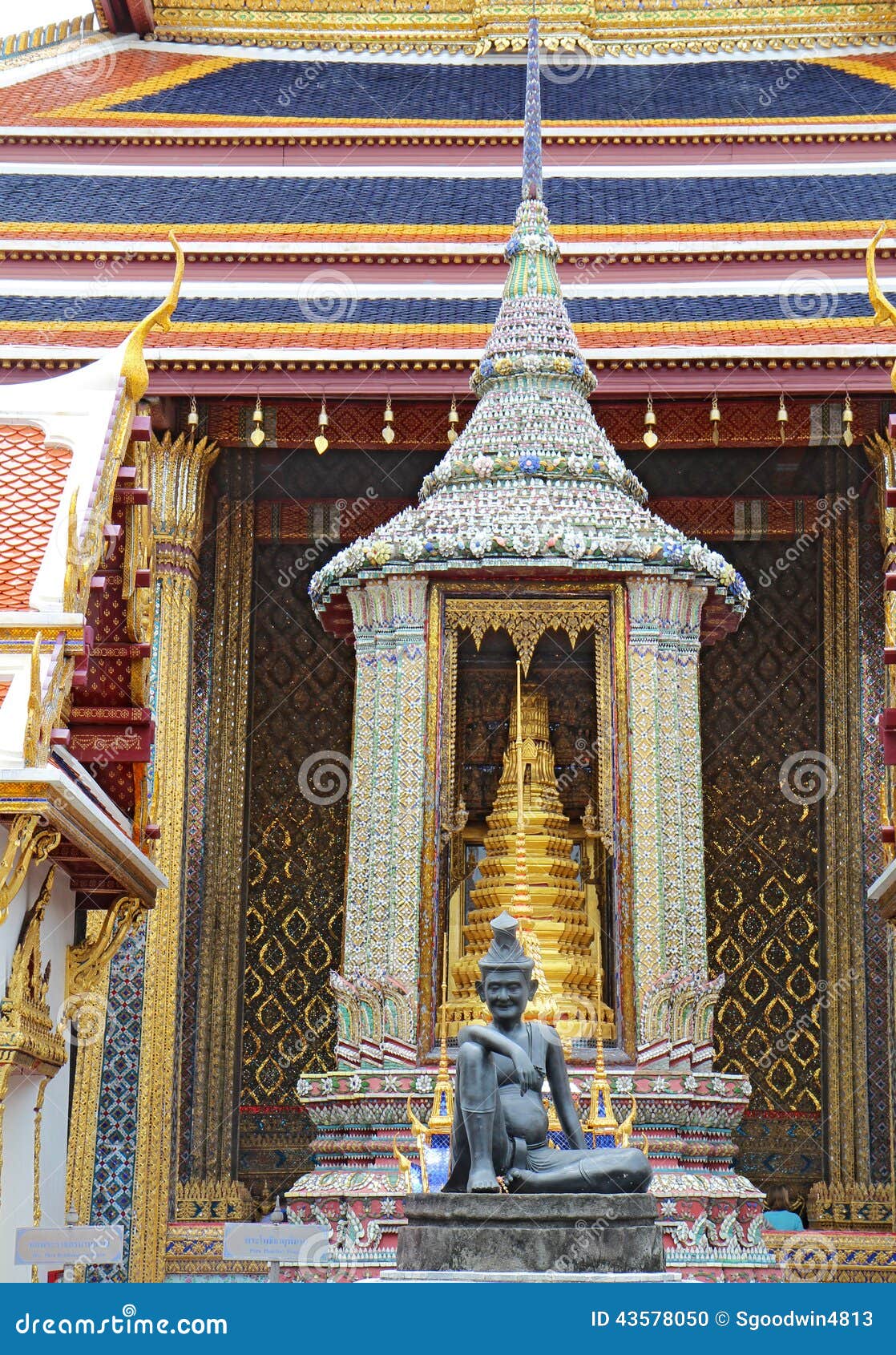 Statua Di Un'eremita Messa a Wat Phra Kaew a Bangkok Fotografia Stock ...