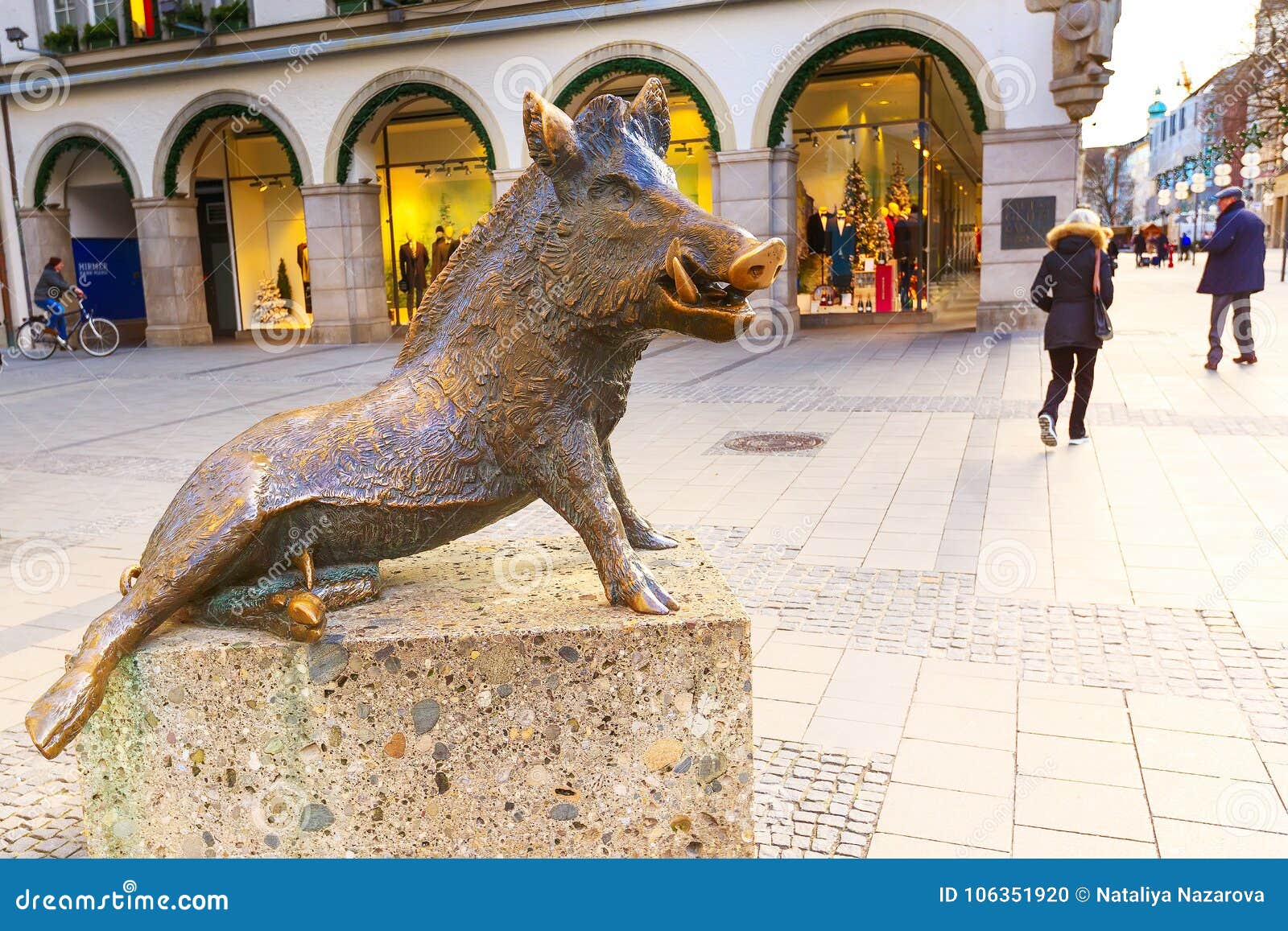 Statua Di Un Verro a Monaco Di Baviera, Germania Immagine Editoriale ...