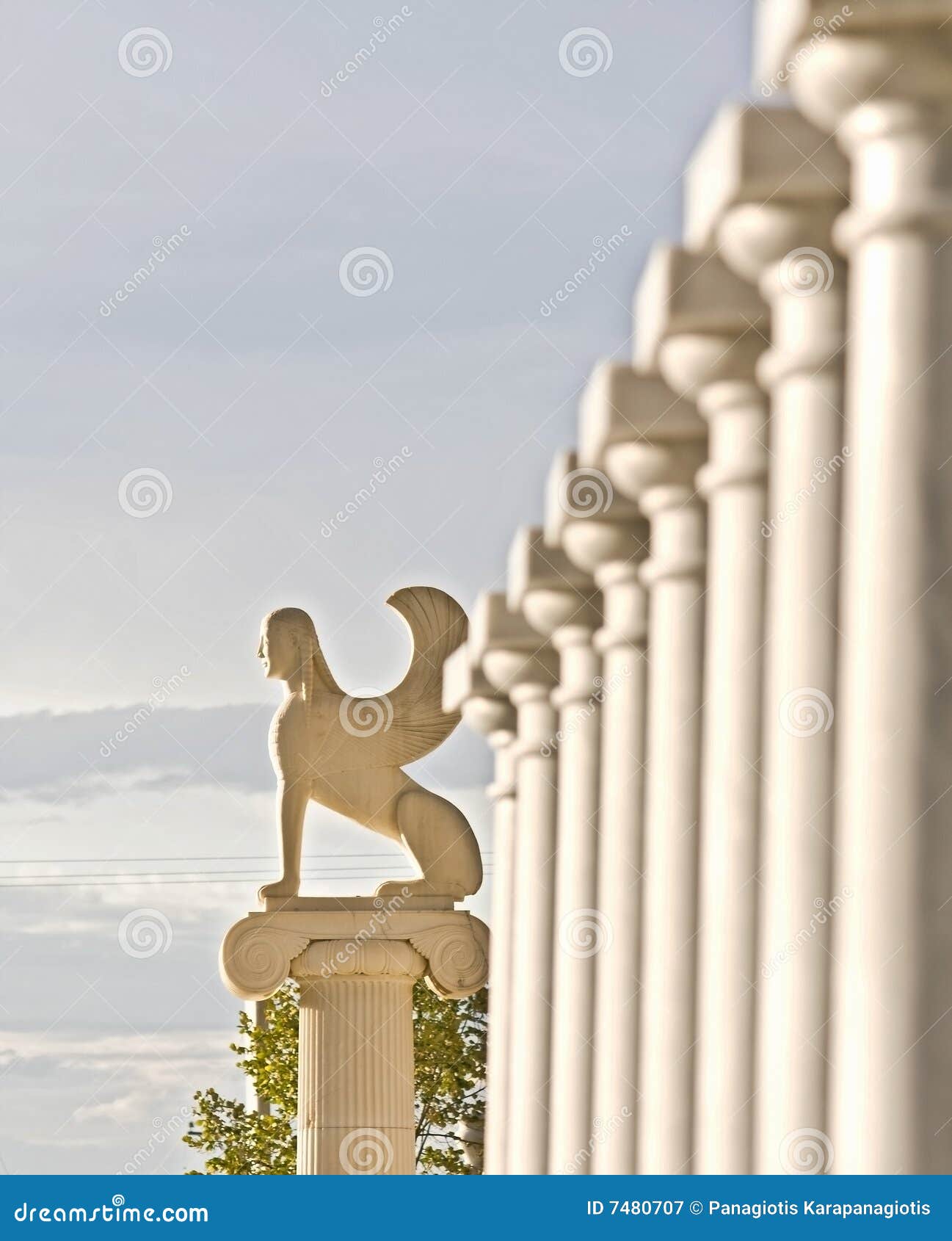 Statua greca con i colums immagine stock. Immagine di masonico - 7480707