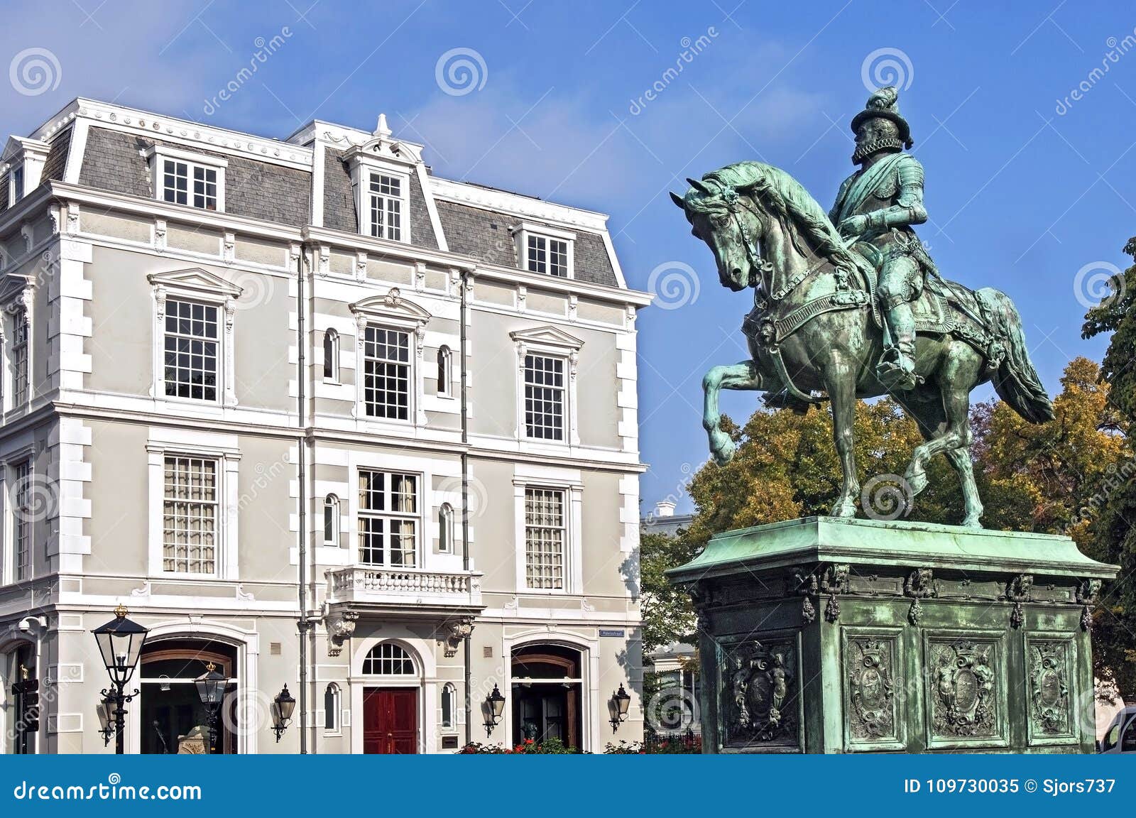 Statua William Di L'aia Di Costruzione Arancio E Vecchia Immagine Stock ...