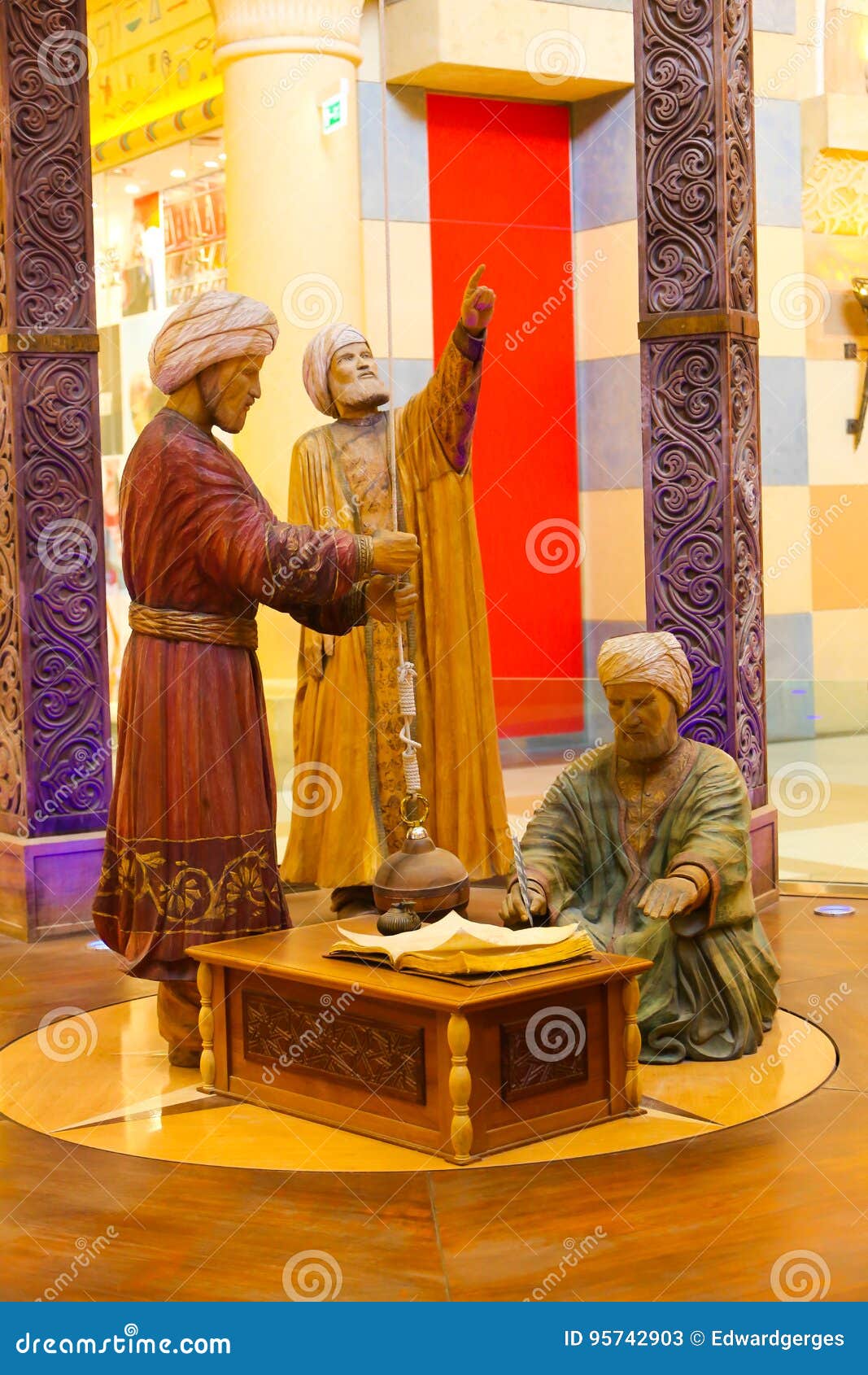 Statue Arabe Ibn Battuta Mall Photo stock éditorial - Image du matériel ...