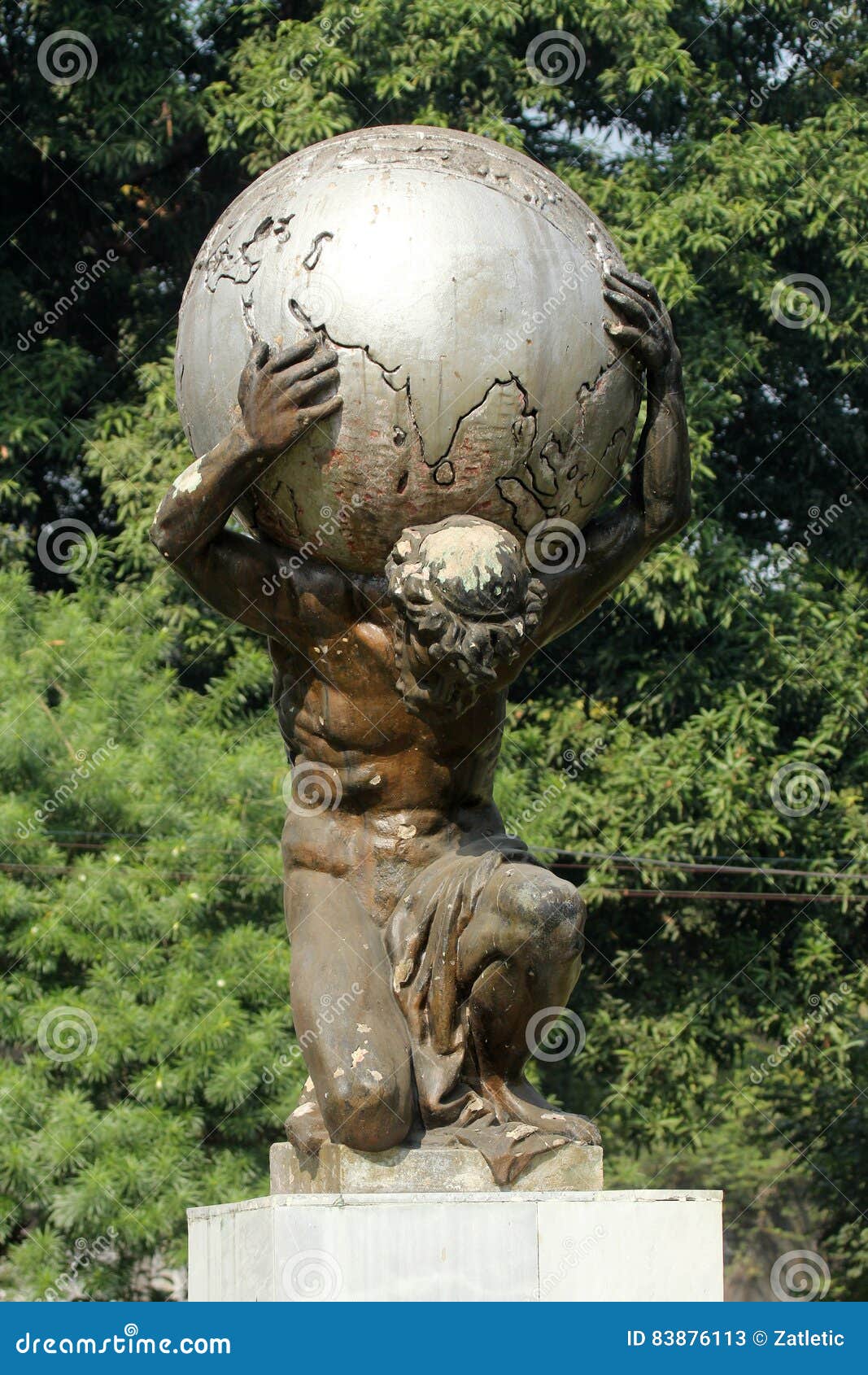 Statue Of Atlas Holding The World At Rockefeller Center At Night ...