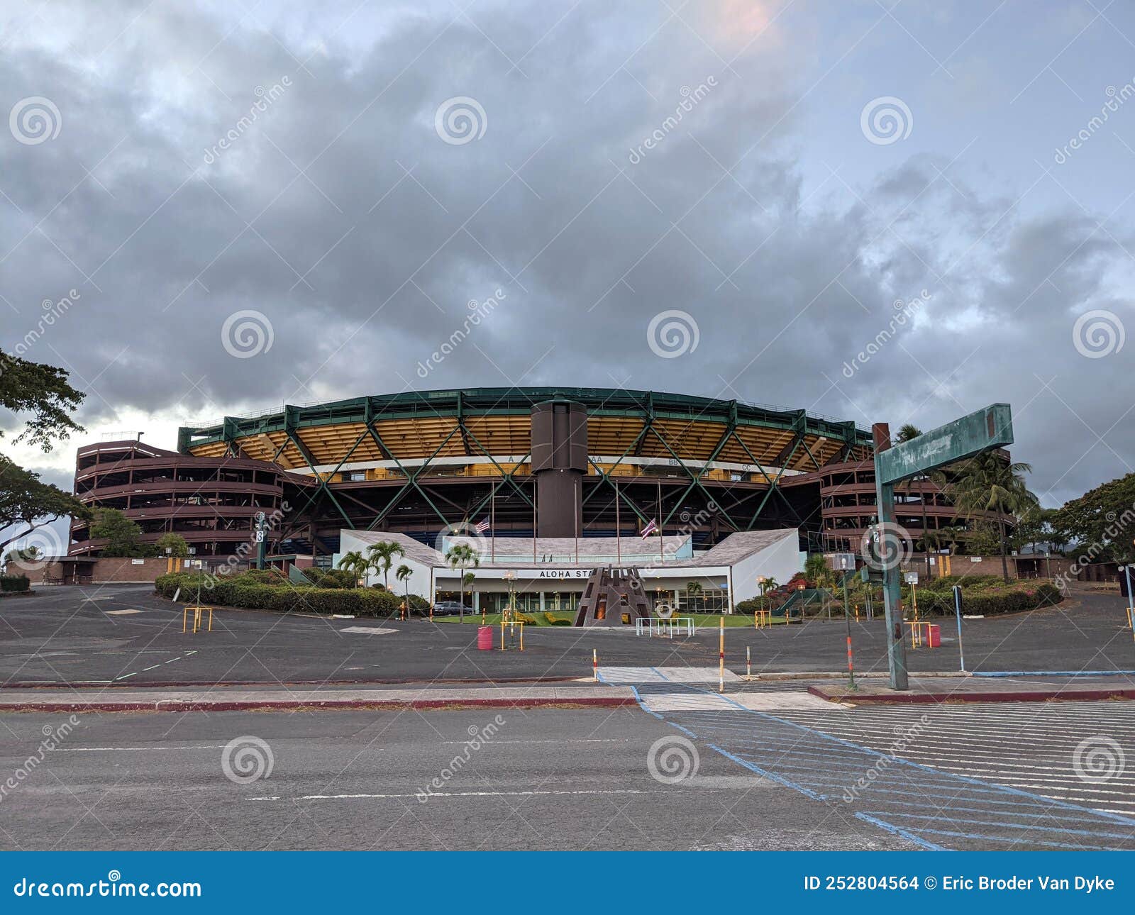 Statue and Box Office at Aloha Stadium Editorial Stock Image - Image of ...