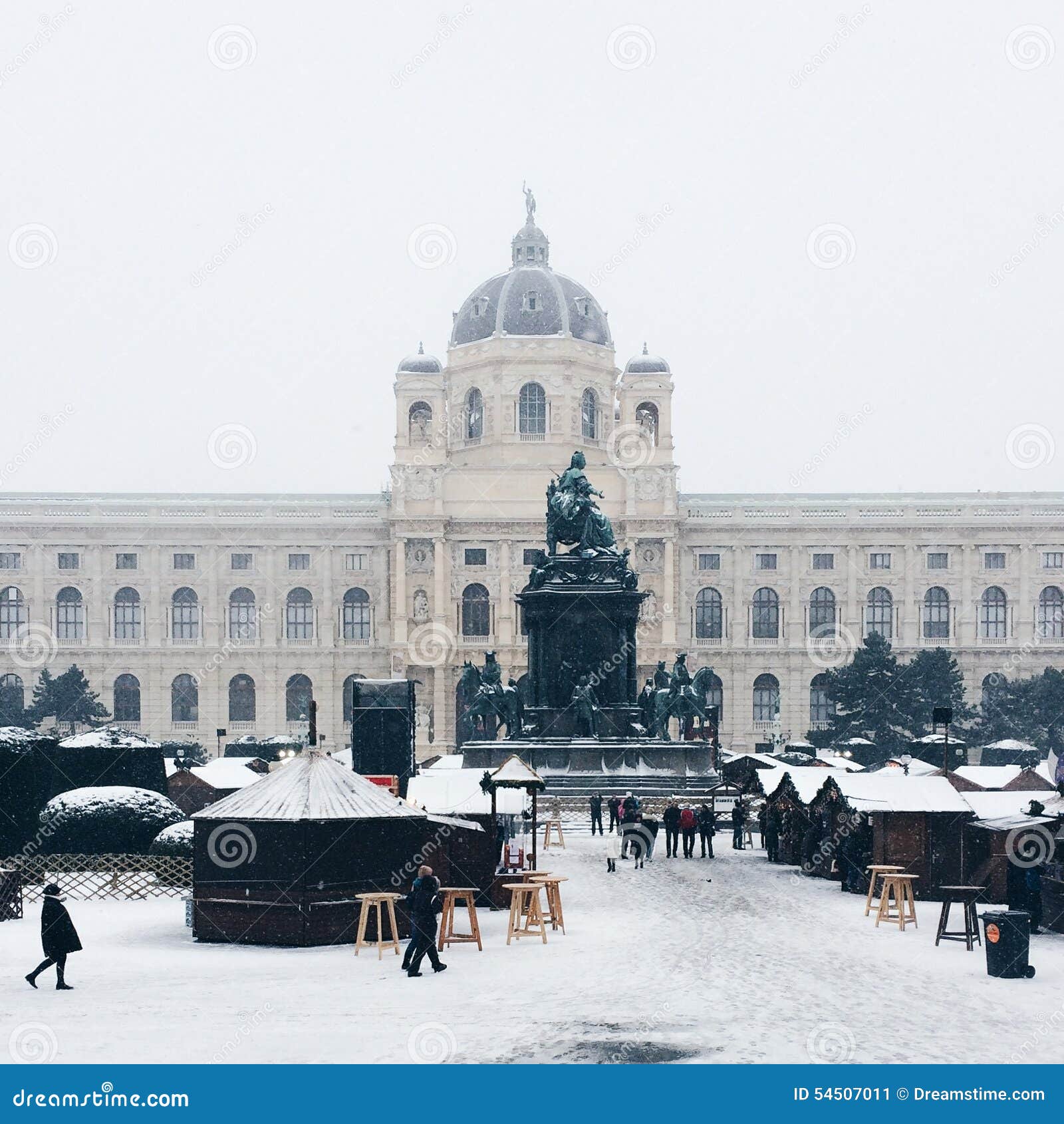 Statue + building editorial photo. Image of sculpture - 54507011