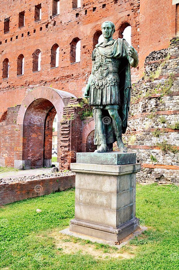 Statue of caesar iulius stock image. Image of gate, oxide - 17347611