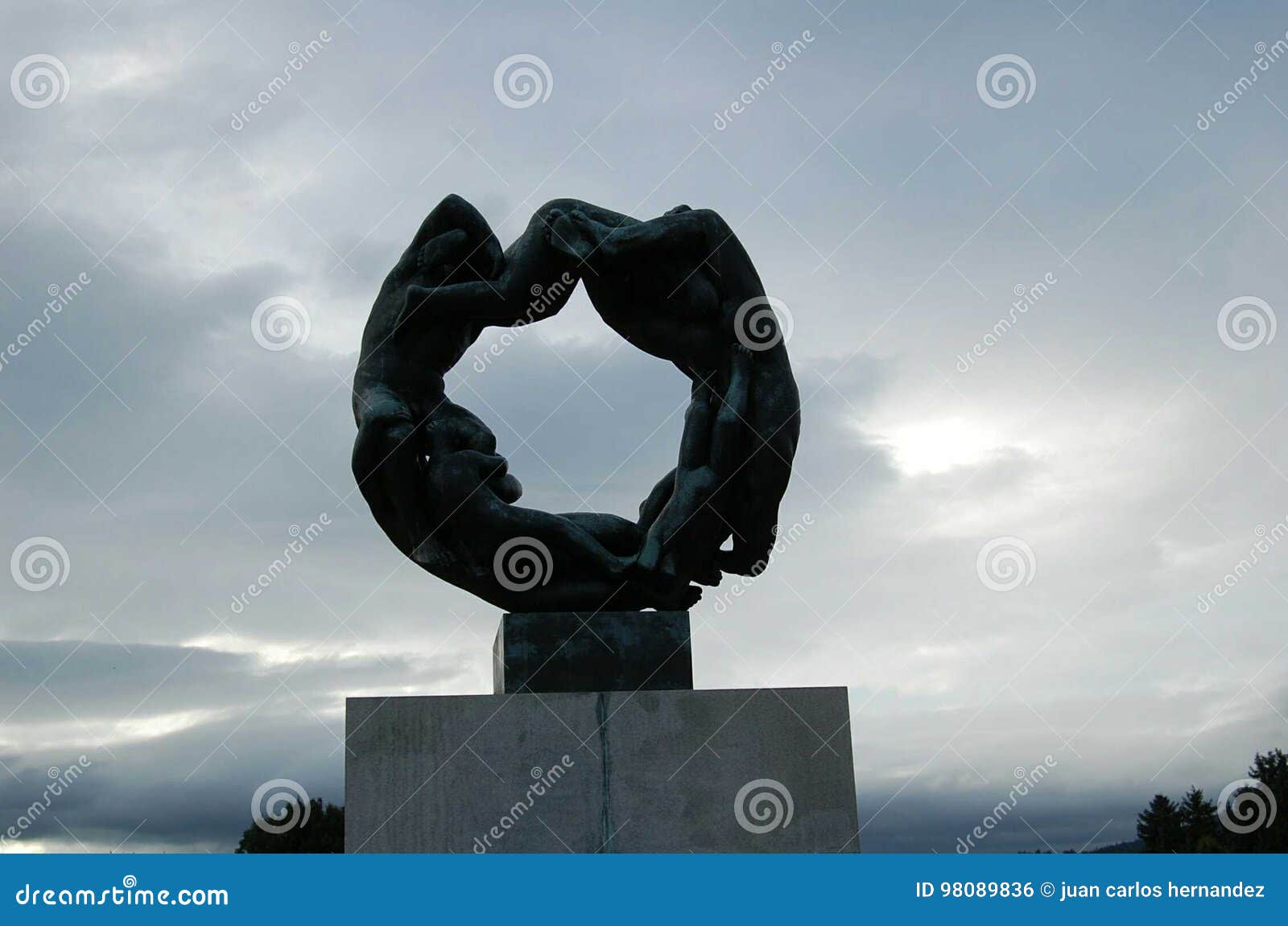 Statue the circle of life editorial photo. Image of bronce - 98089836