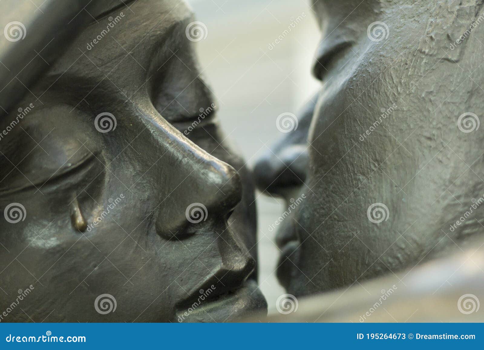 A statue of a couple editorial stock photo. Image of relation - 195264673