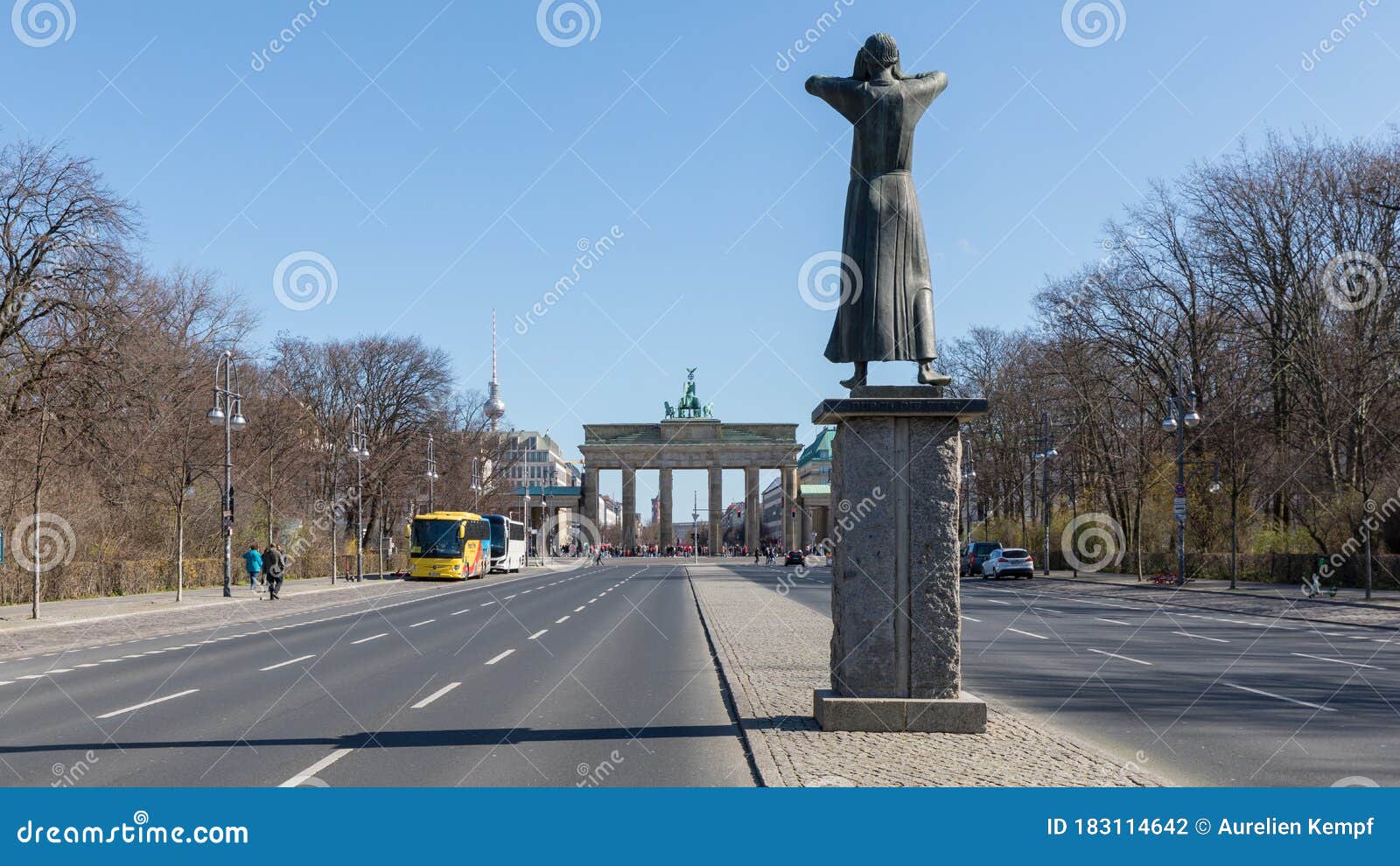The Statue Crying on the Brandeburg Tor in Berlin Editorial Photography ...