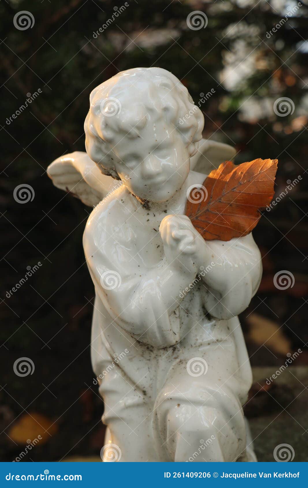 Statue d'ange blanc photo stock. Image du visage, opinion - 261409206
