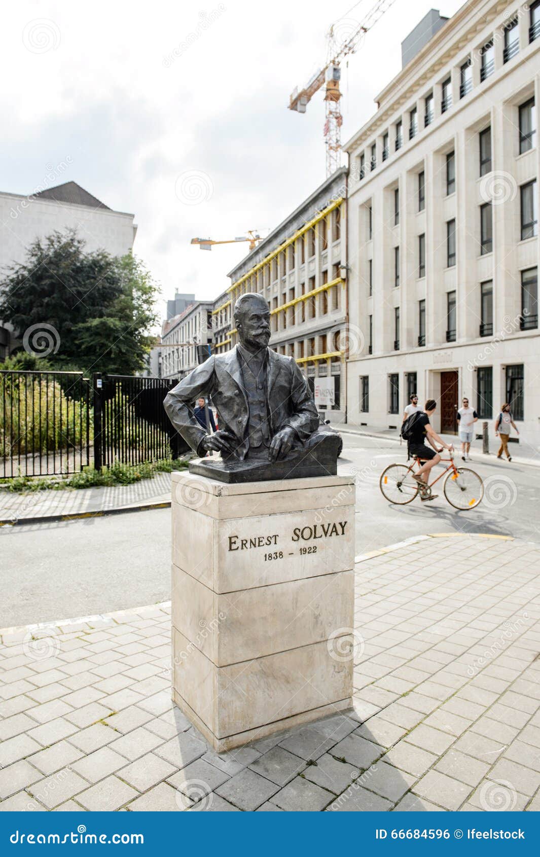 Statue D'Ernest Solvay Au Centre De Bruxelles Photo éditorial - Image ...