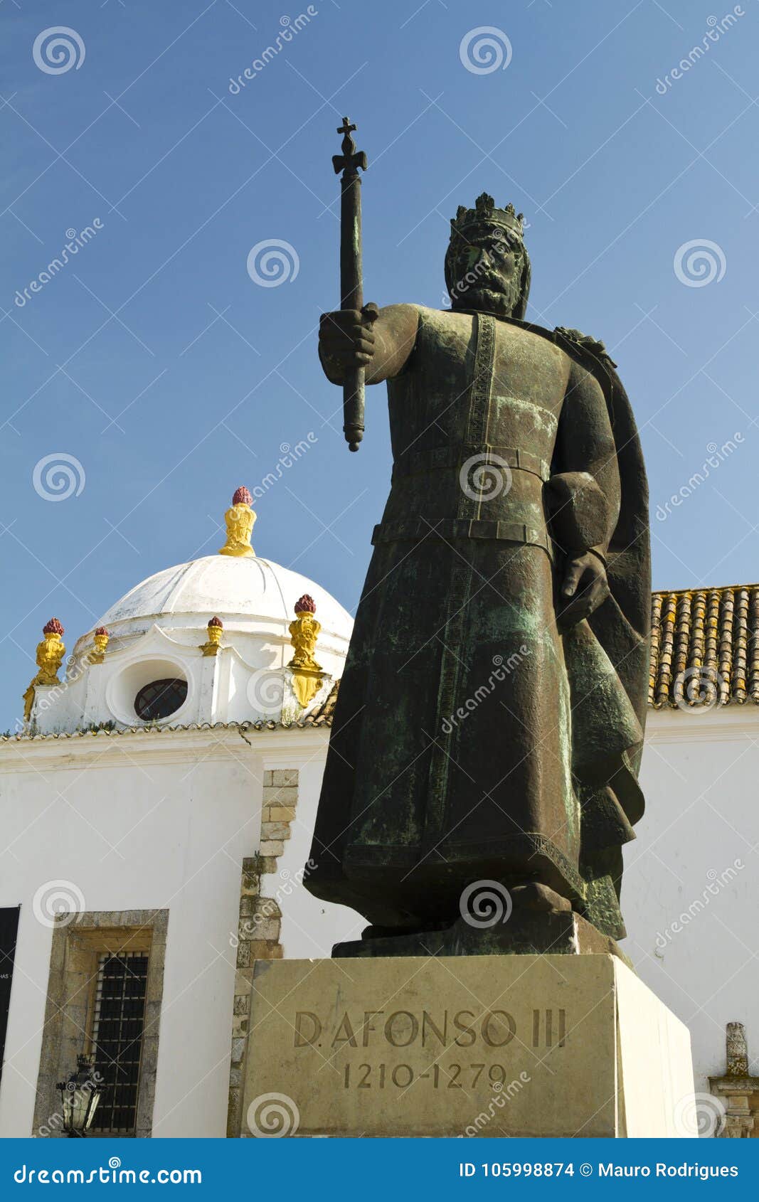 Statue de D Afonso III photo stock. Image du personne - 105998874