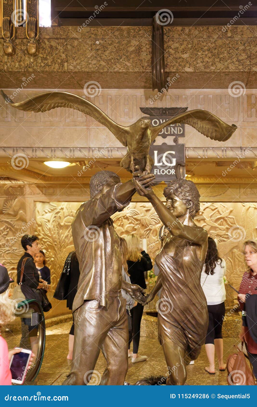 Statue De Dodi Et Diana Chez Harrods Photo éditorial - Image du statue ...