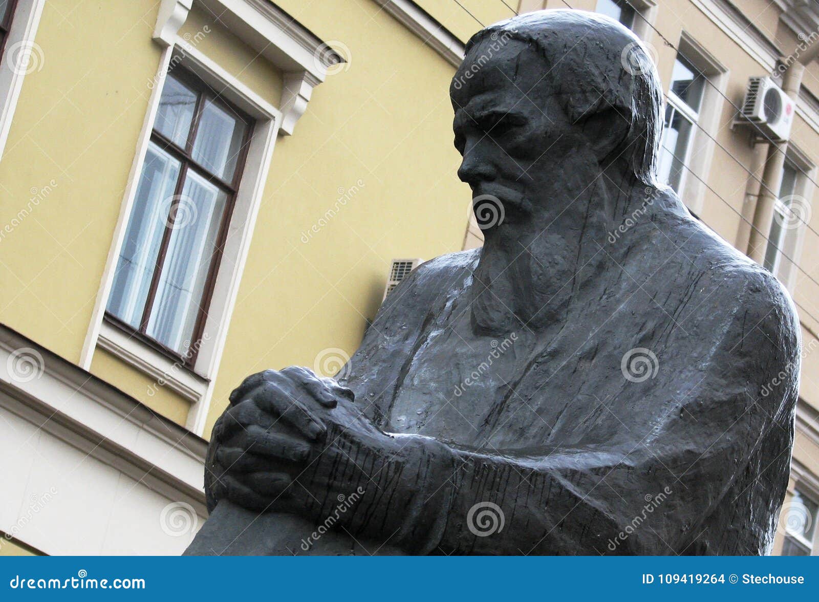 Statue De Dostoevsky Dans Le St Petersbourg, Russie Photo stock - Image ...