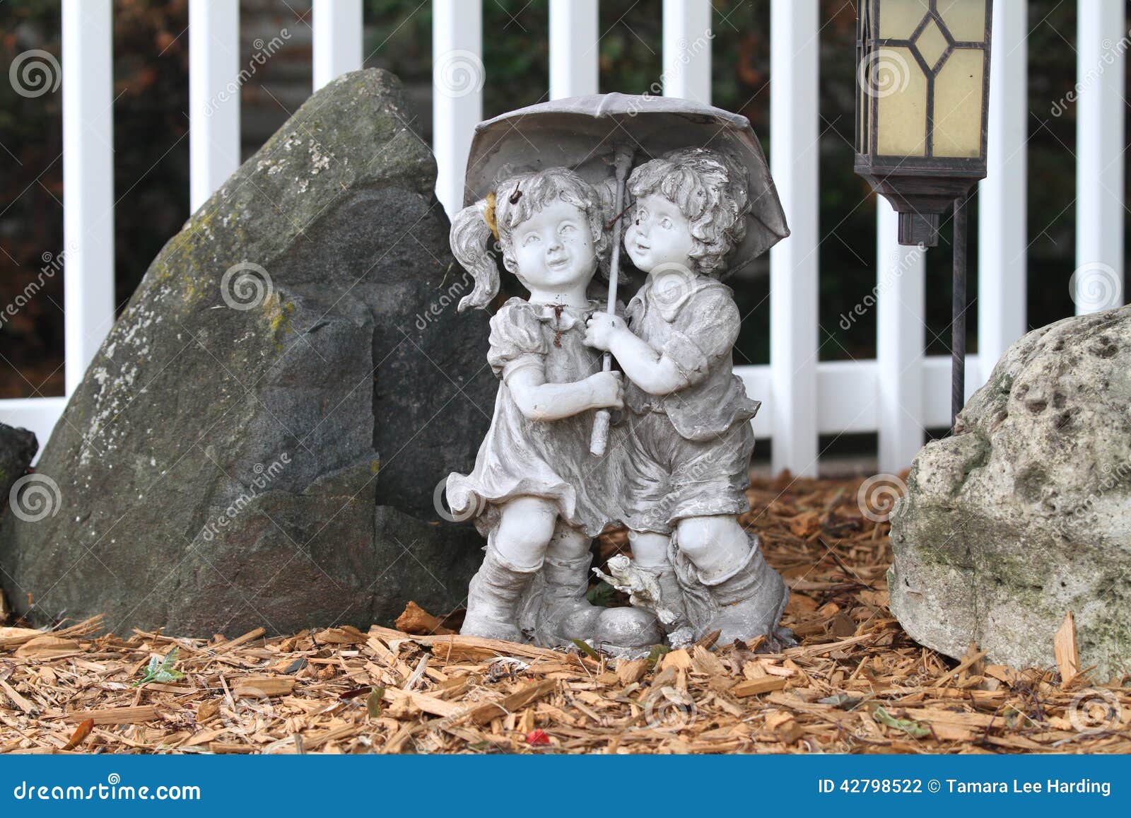 Statue De Jardin De Deux Enfants Photo stock - Image du extérieur ...