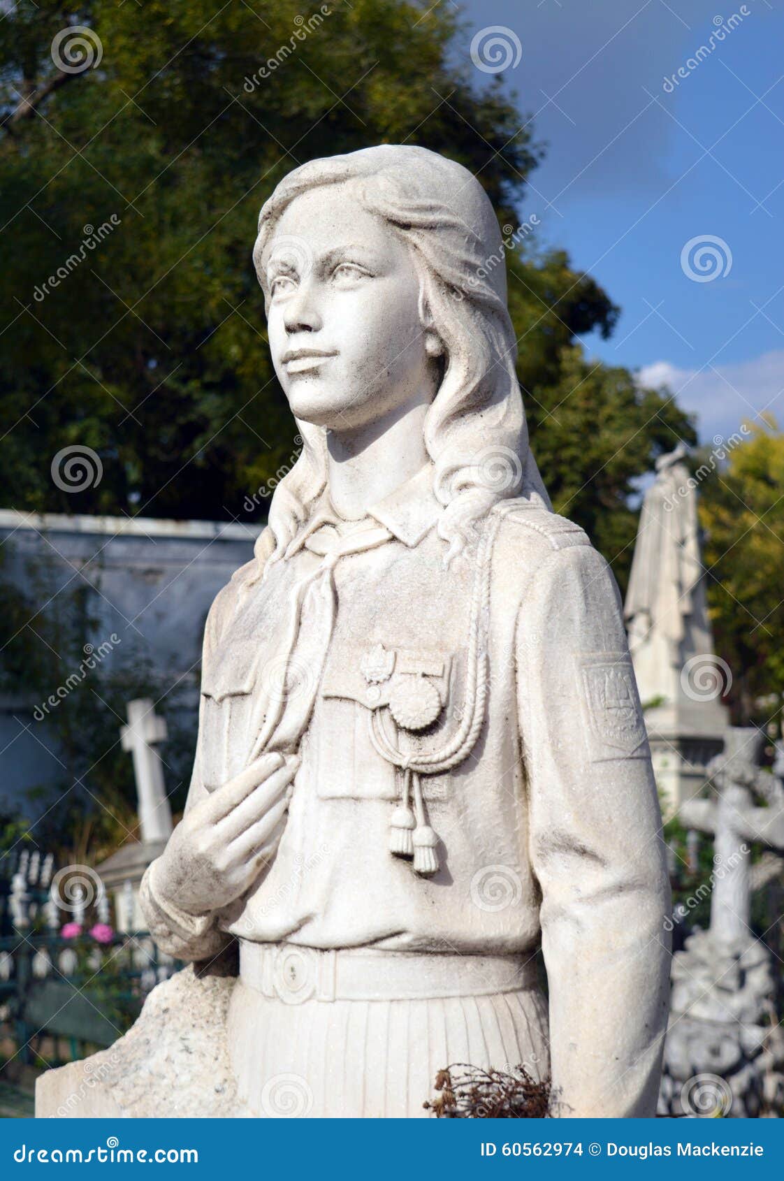 Statue De Jeune Fille Dans L'uniforme Pionnier Sur La Tombe En Ce De ... Statue De Jeune Fille Dans L'uniforme Pionnier Sur La Tombe En Ce De ...