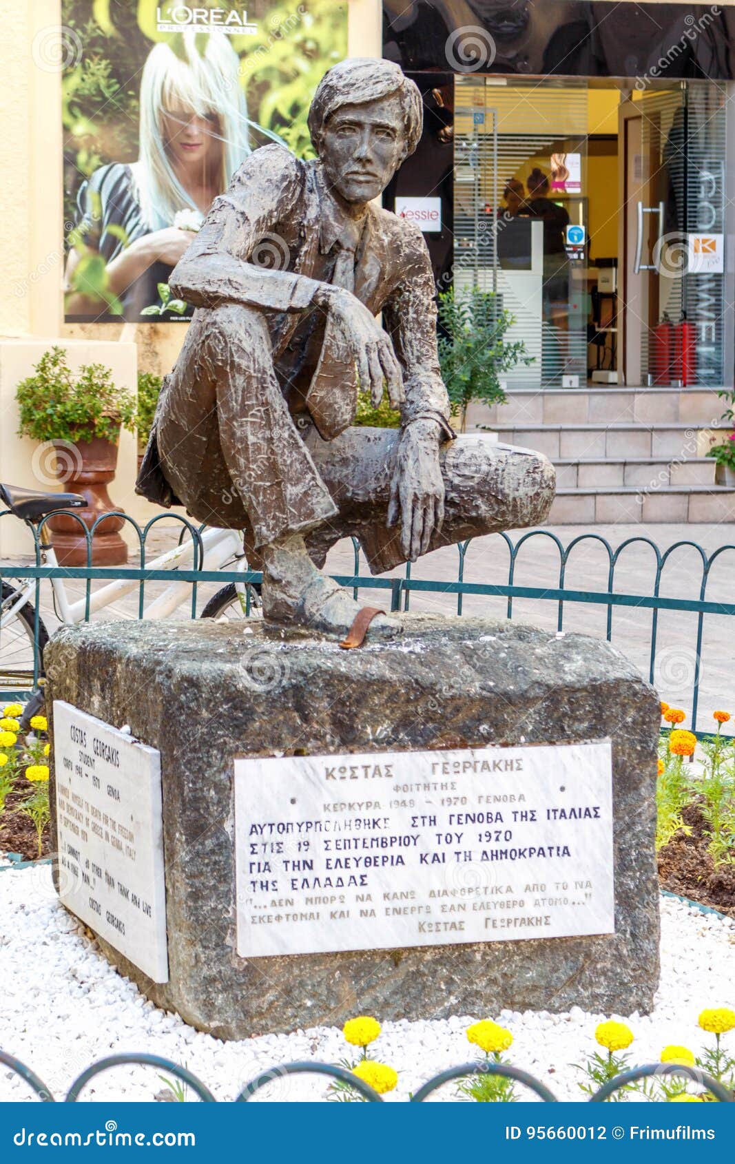 Statue de Kostas Georgakis photographie éditorial. Image du corfou ...