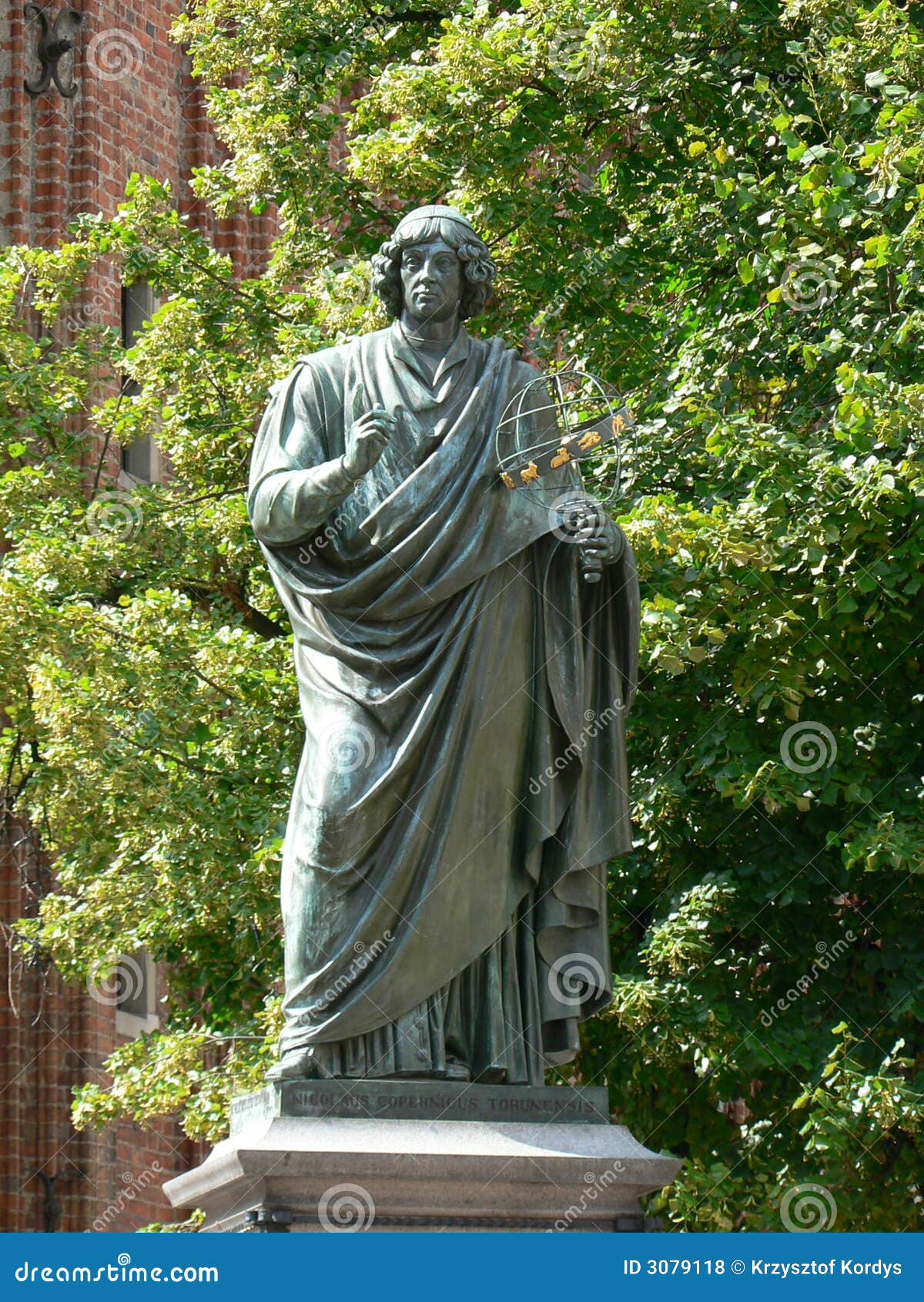 Statue de Nicolas Copernic photo stock. Image du regarder - 3079118