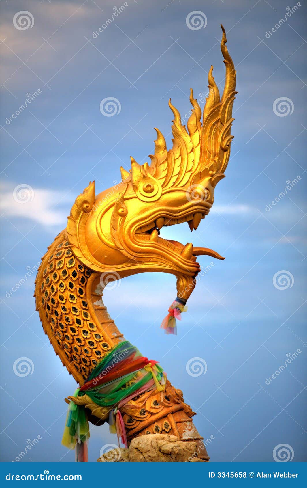 Statue de serpent d'or photo stock. Image du serpent, superstition ...