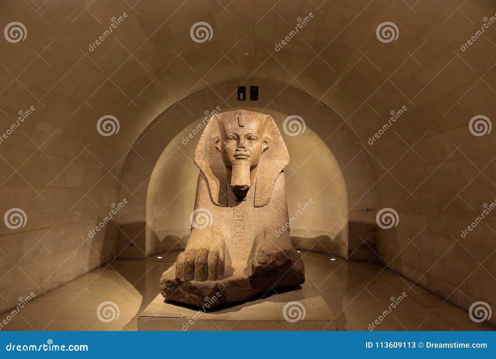 Statue De Sphinx Dans Les Frances En Pierre De Paris De Louvre Photo ...