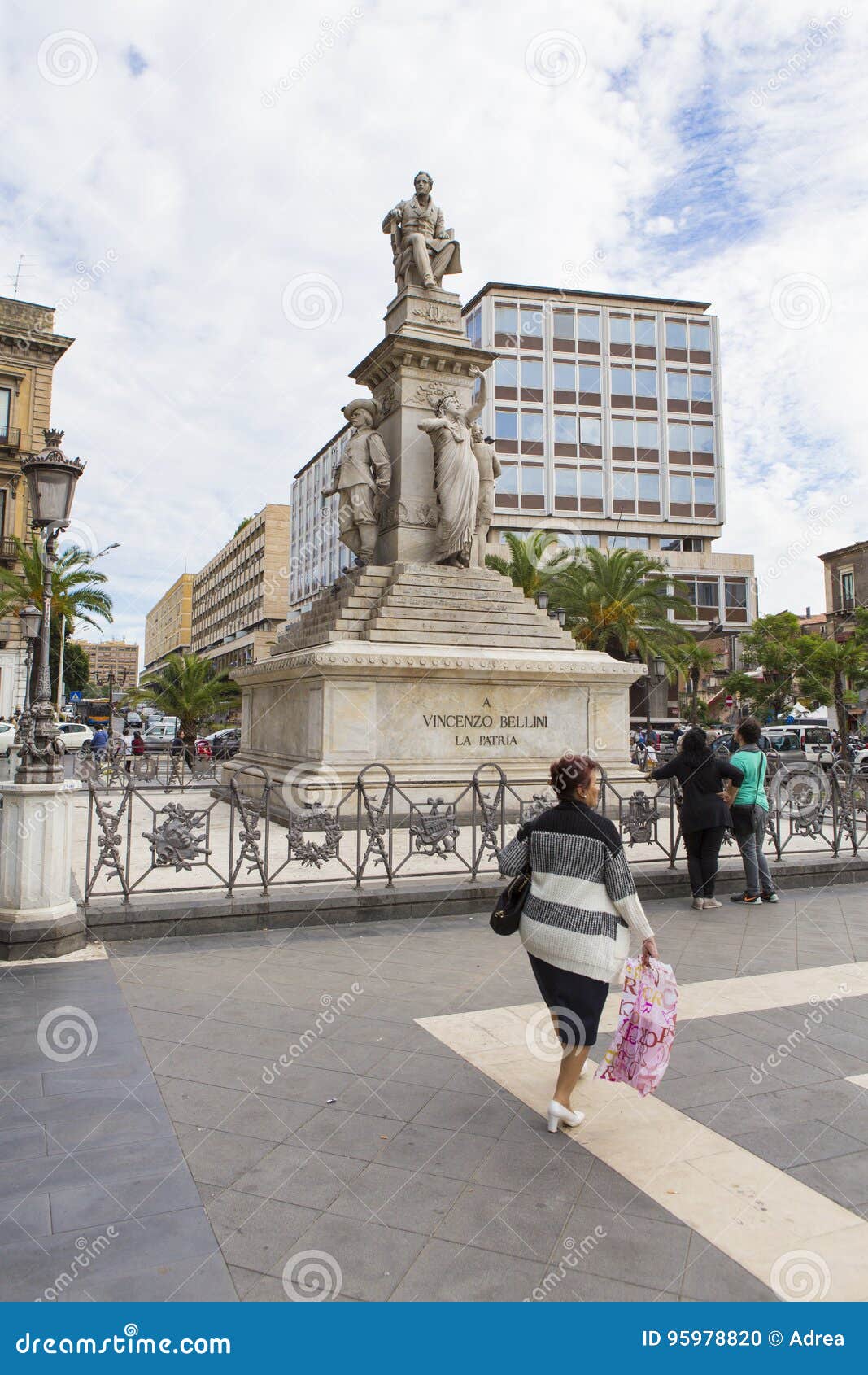 Statue de Vincenzo Bellini image éditorial. Image du admirer - 95978820