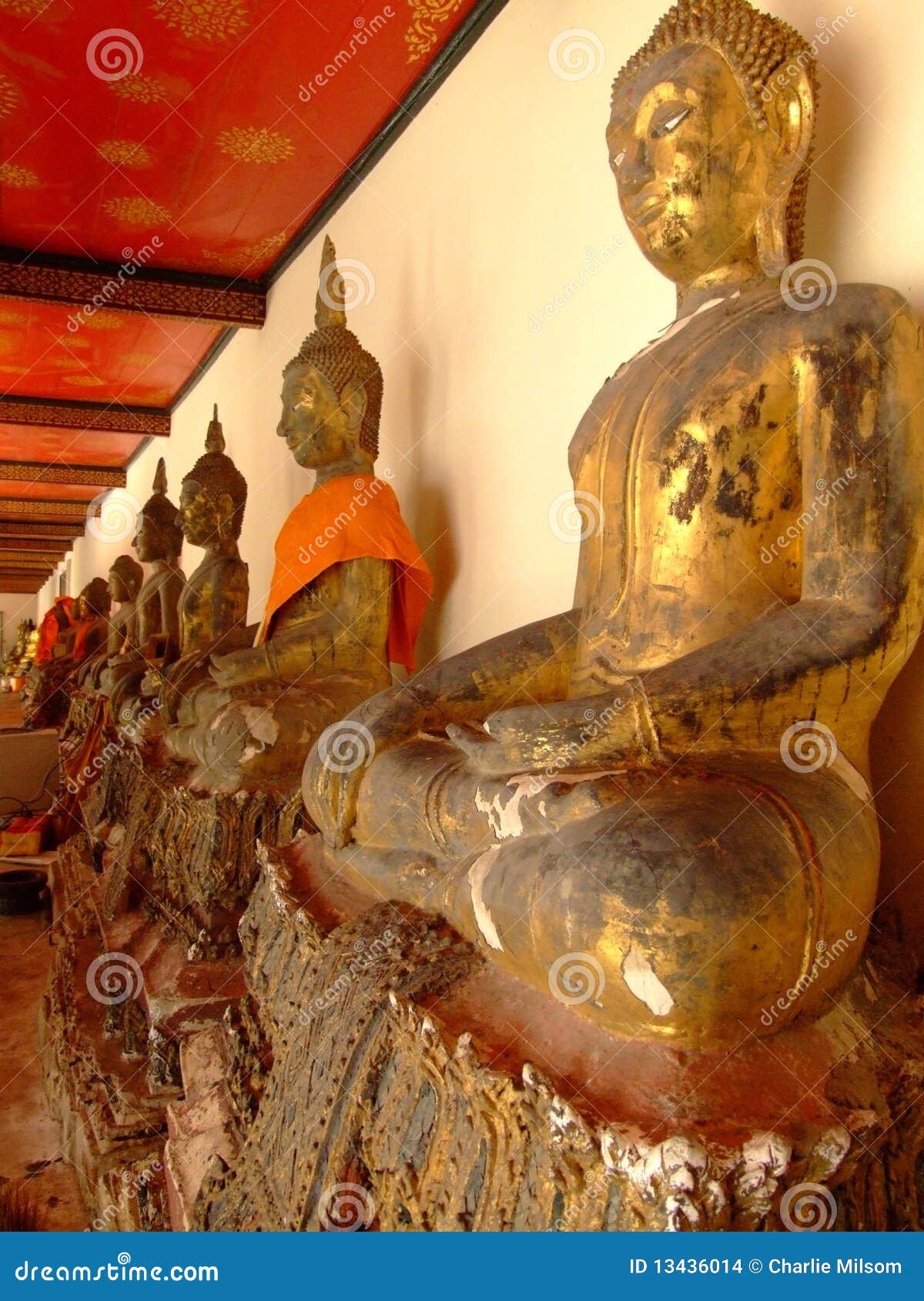 Statue Del Buddha Dell'oro, Tailandia. Fotografia Stock - Immagine di ...