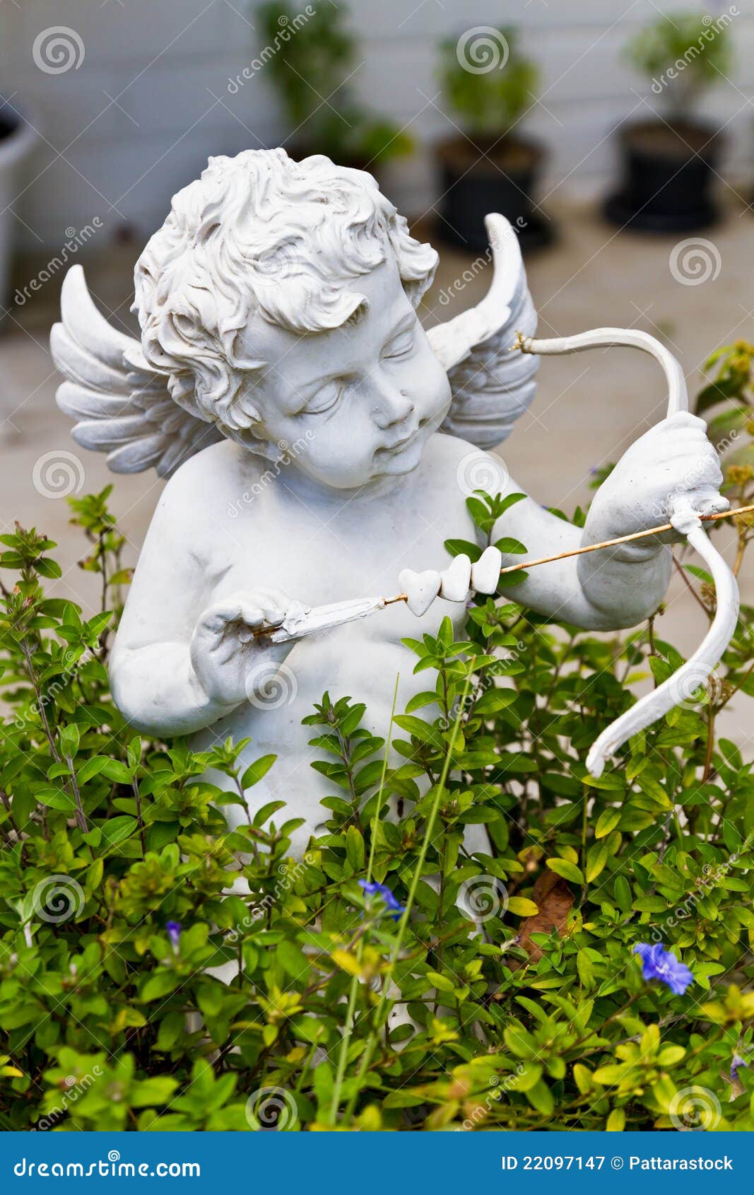 Statue des Amors im Garten stockbild. Bild von romanze - 22097147