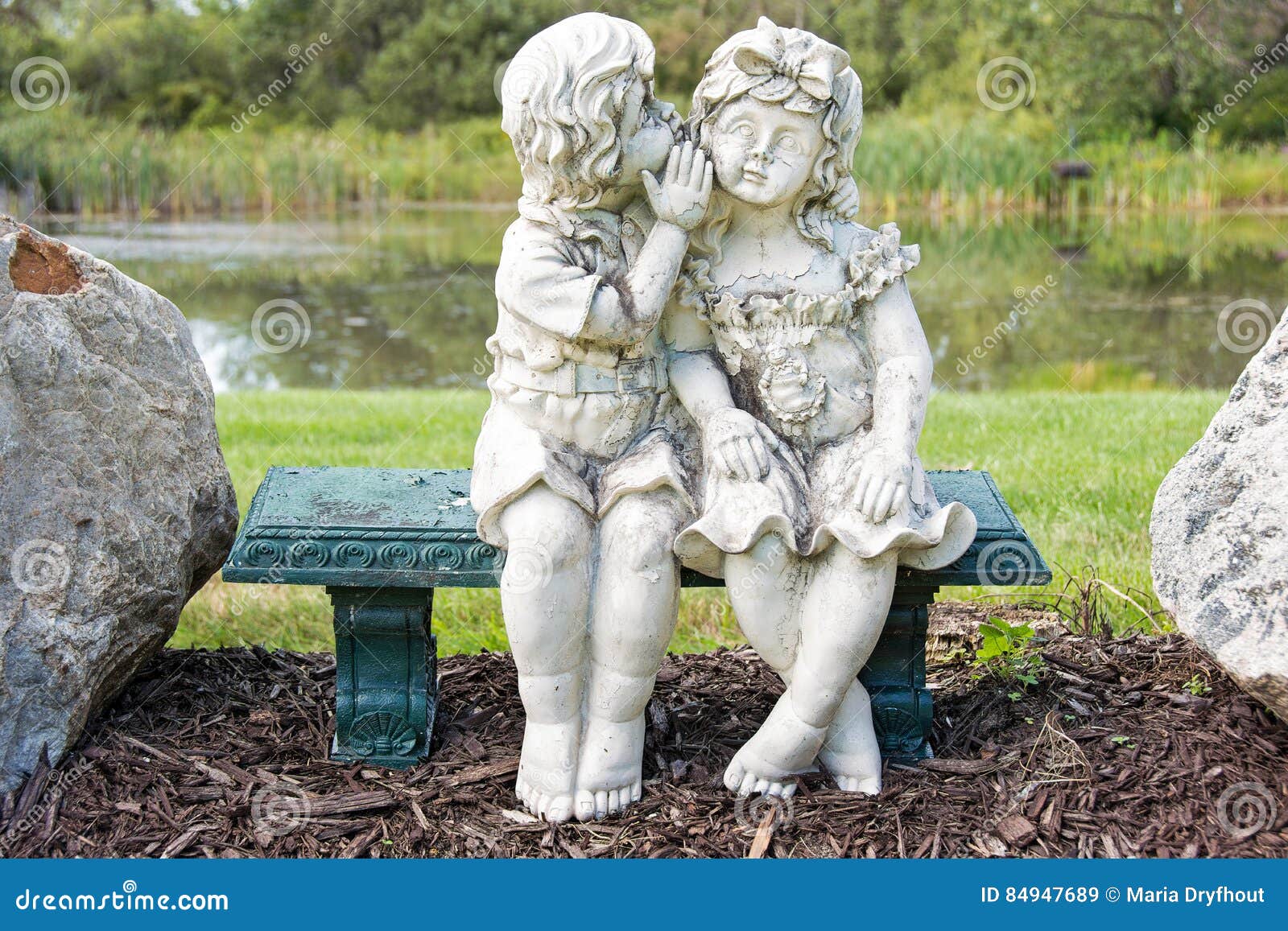 Statue Des Enfants Sur Le Banc De Jardin Image stock - Image du gosse ...