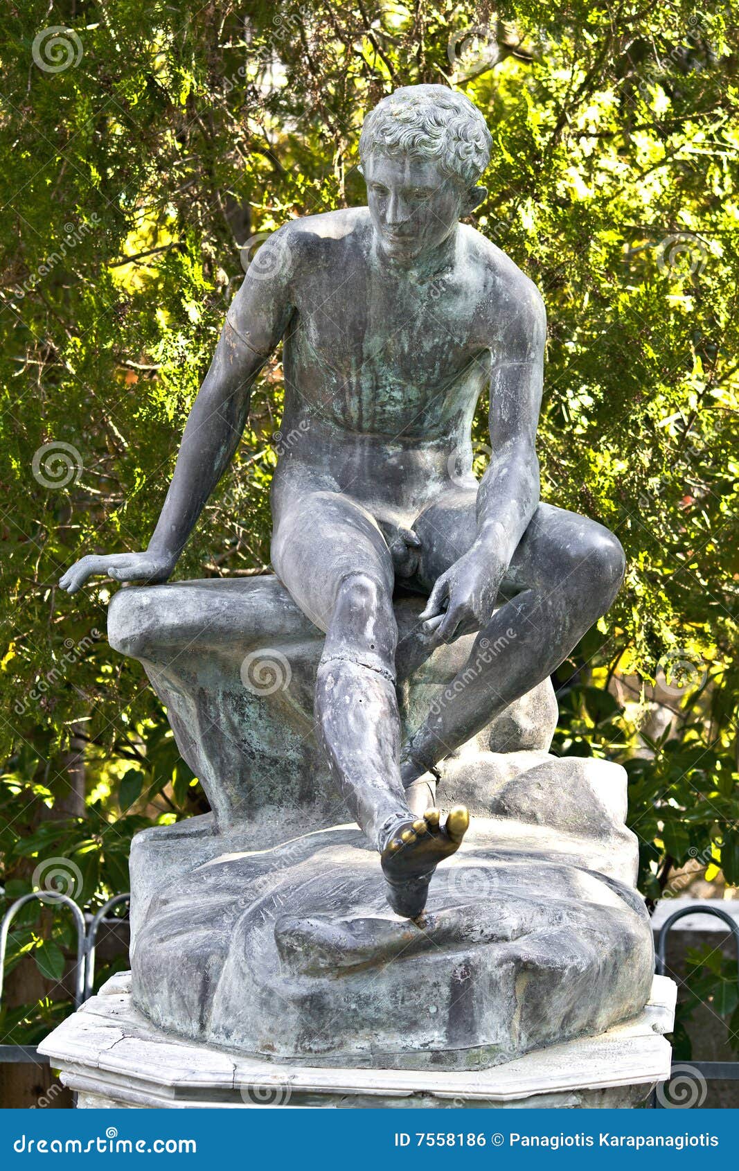 Statue du grec ancien photo stock. Image du europe, forêt - 7558186