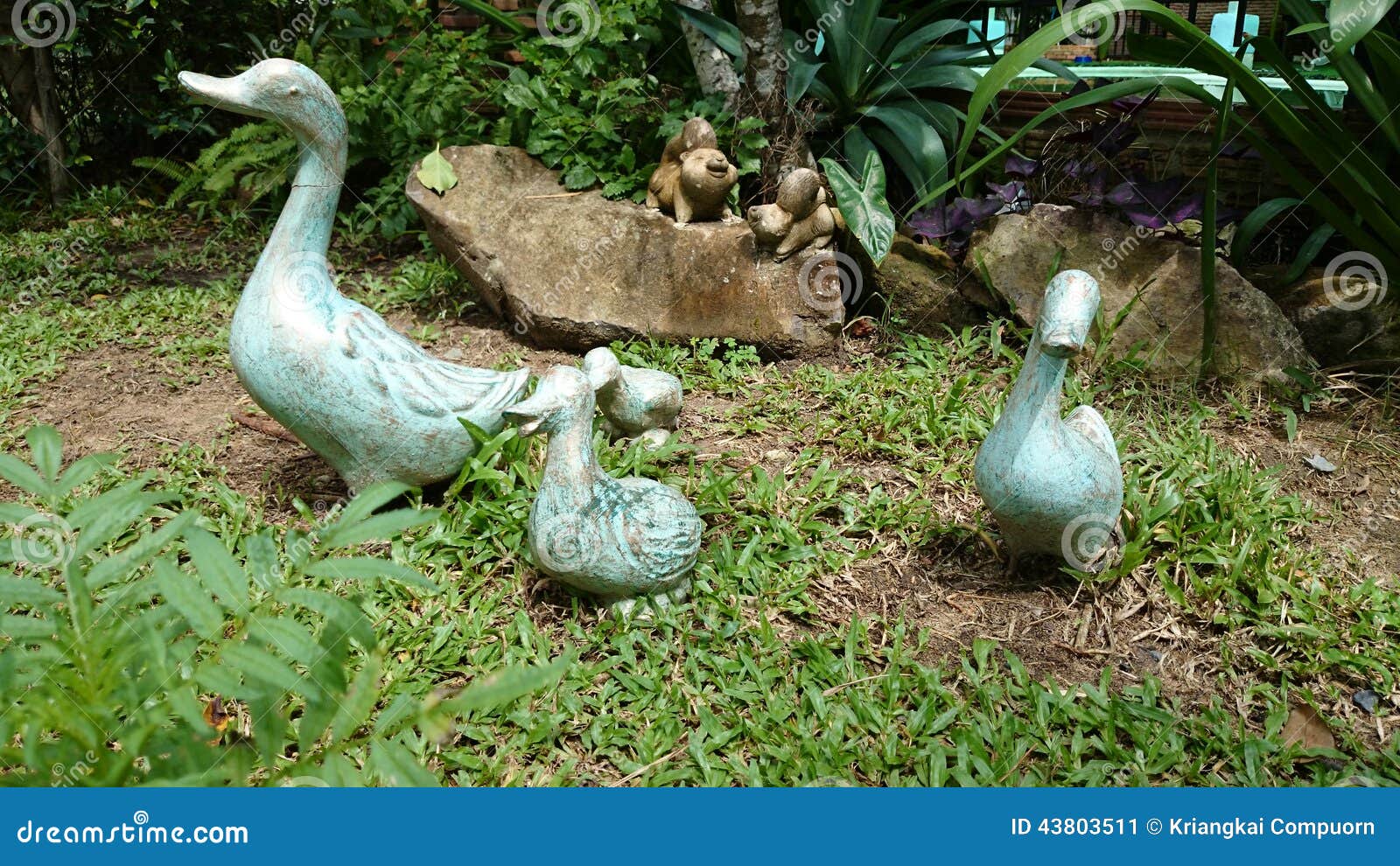 Statue of ducks editorial photo. Image of green, beautiful - 43803511