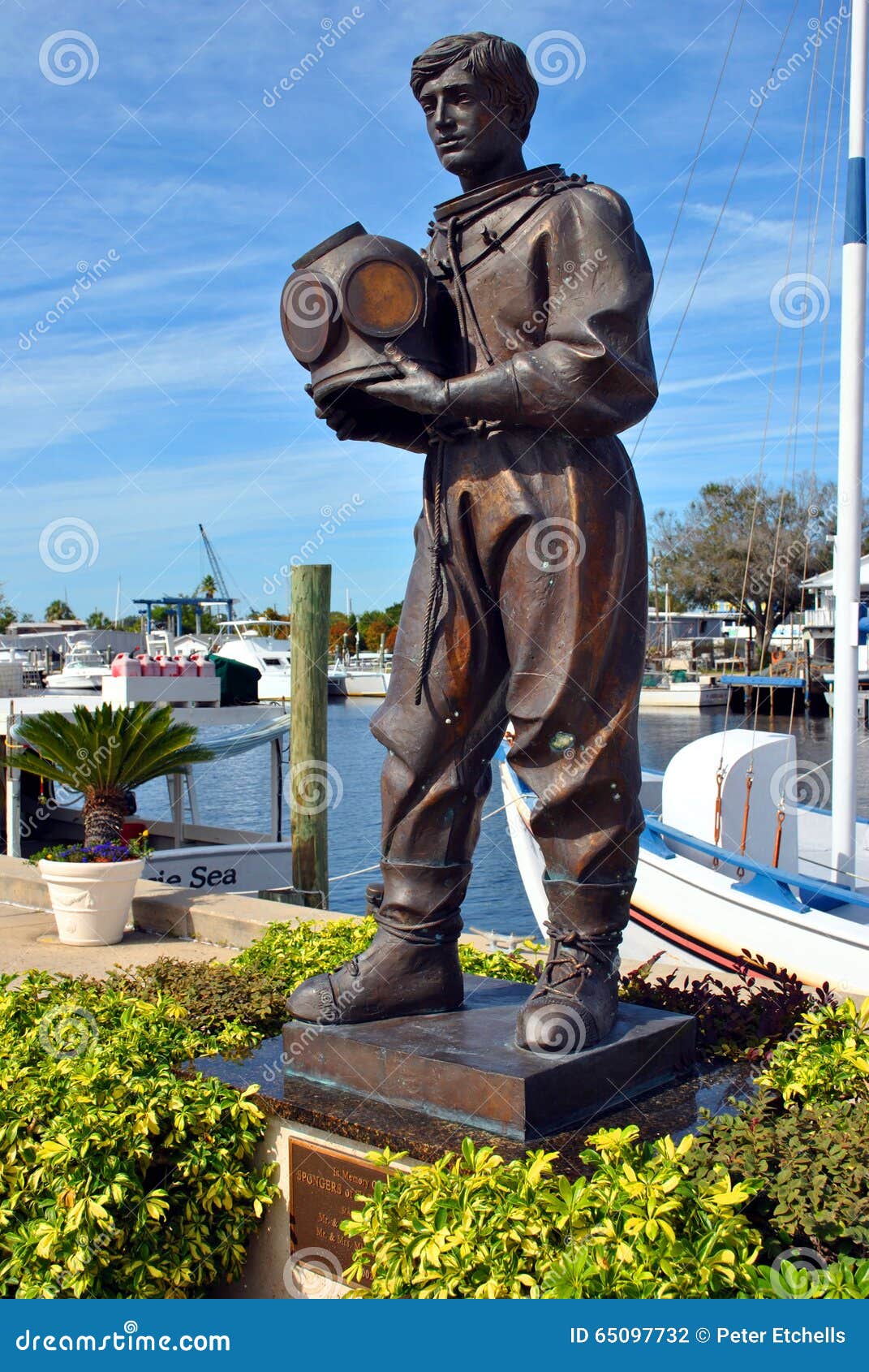 Statue of an Early Sponge Diver in Tarpon Springs Editorial Photography ...