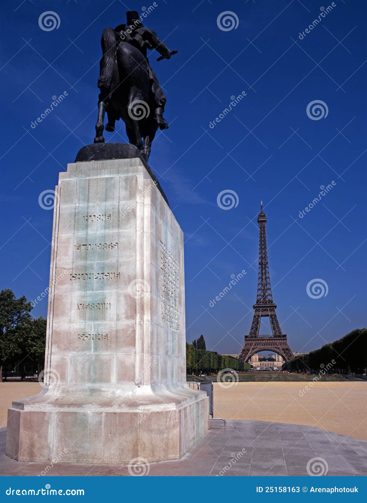Statue and Eiffel Tower, Paris. Stock Image - Image of tourism, statue ...