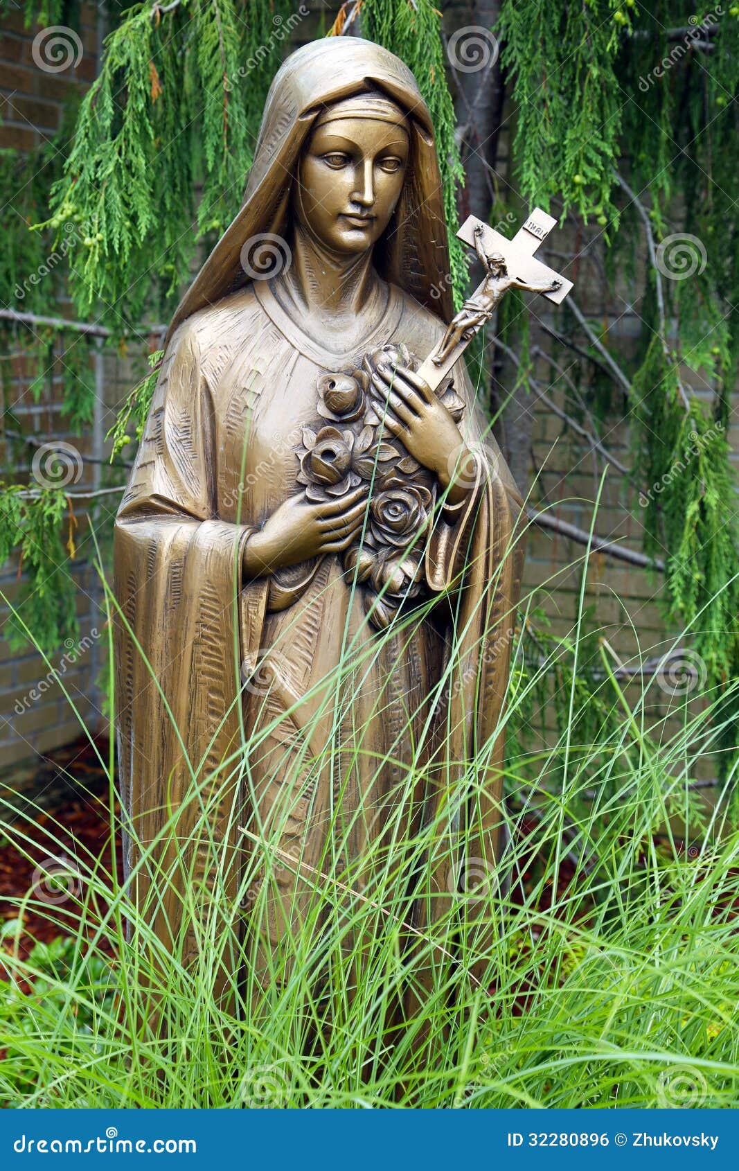 Statue En Bronze De Vierge Marie Photo stock - Image du divin, rayons ...