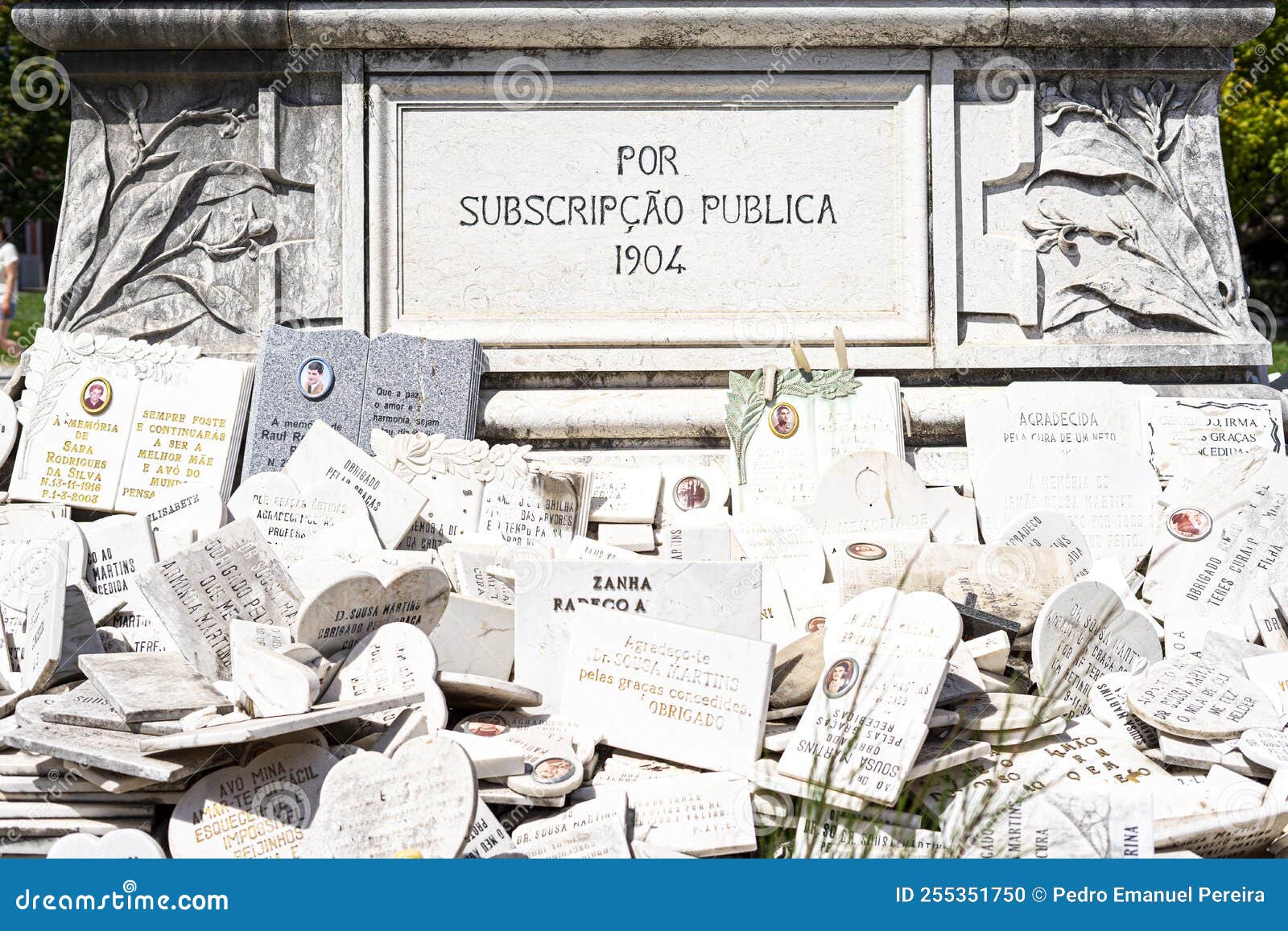 Statue En L'honneur De Drsousa Martins Avec Plaques De Tombes En ... Statue En L'honneur De Drsousa Martins Avec Plaques De Tombes En ...