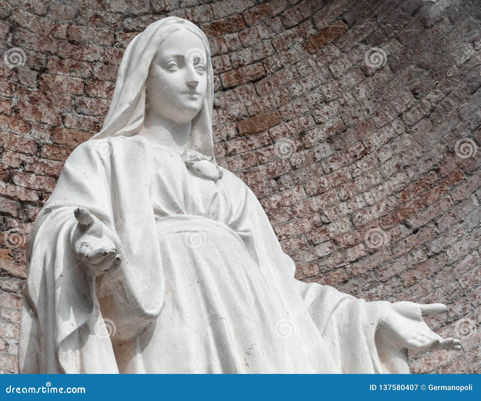 Statue Im Stein Von Jungfrau Maria Stockbild - Bild von liebe, gott ...