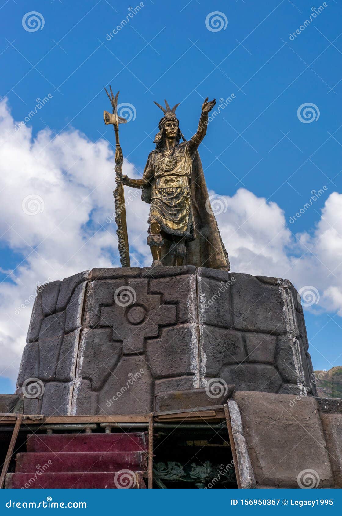 Statue of Inca Emperor Pachacutec in the Plaza De Armas in Cusco, Peru ...
