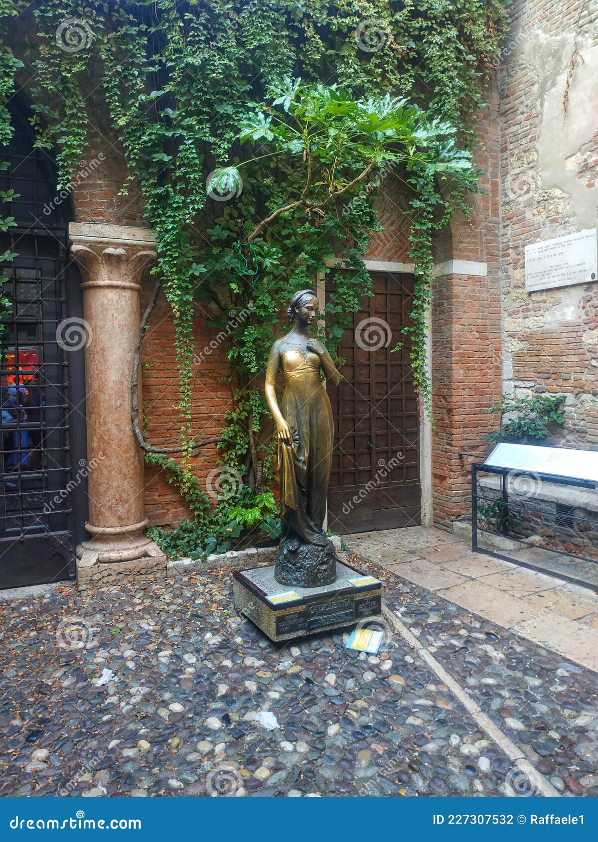 Statue of Juliet Capulet stock photo. Image of sculpture - 227307532