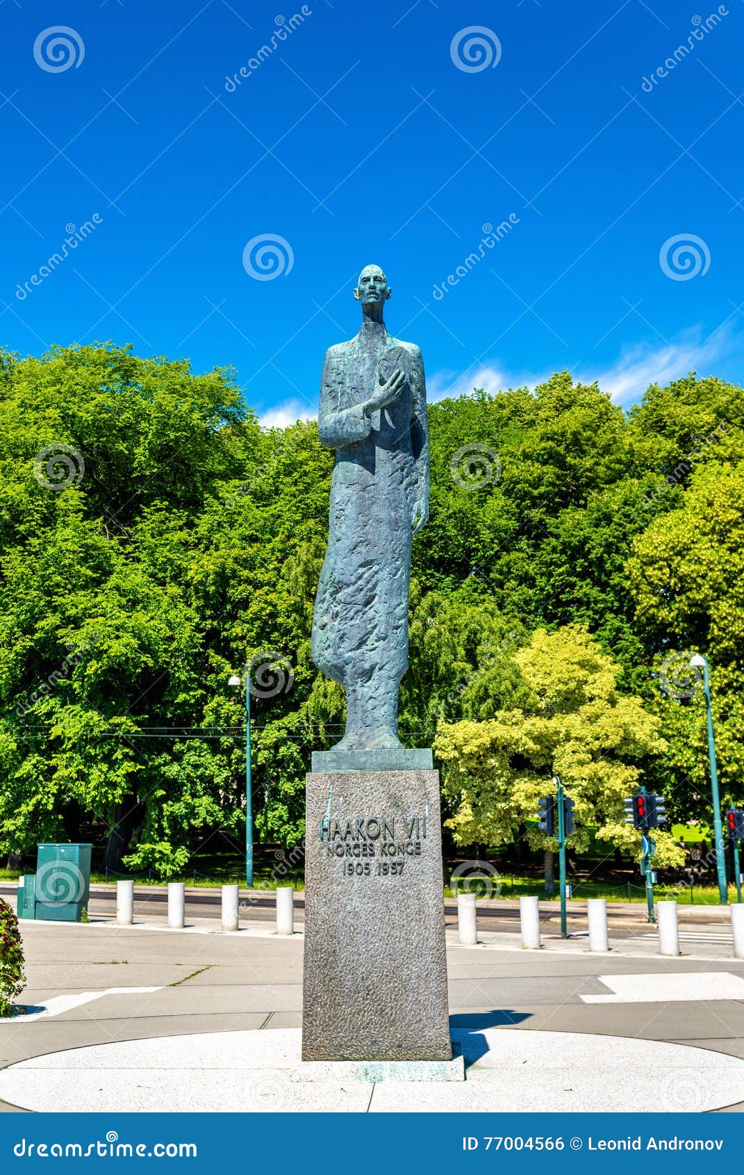 Statue of King Haakon VII in Oslo Stock Photo - Image of city, oslo ...