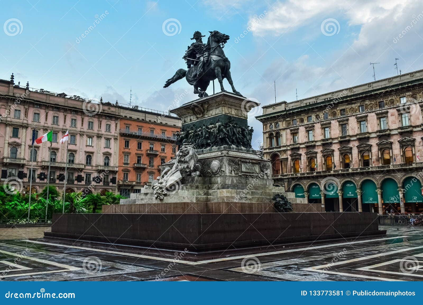 Statue, Landmark, Monument, Plaza Picture. Image: 133773581